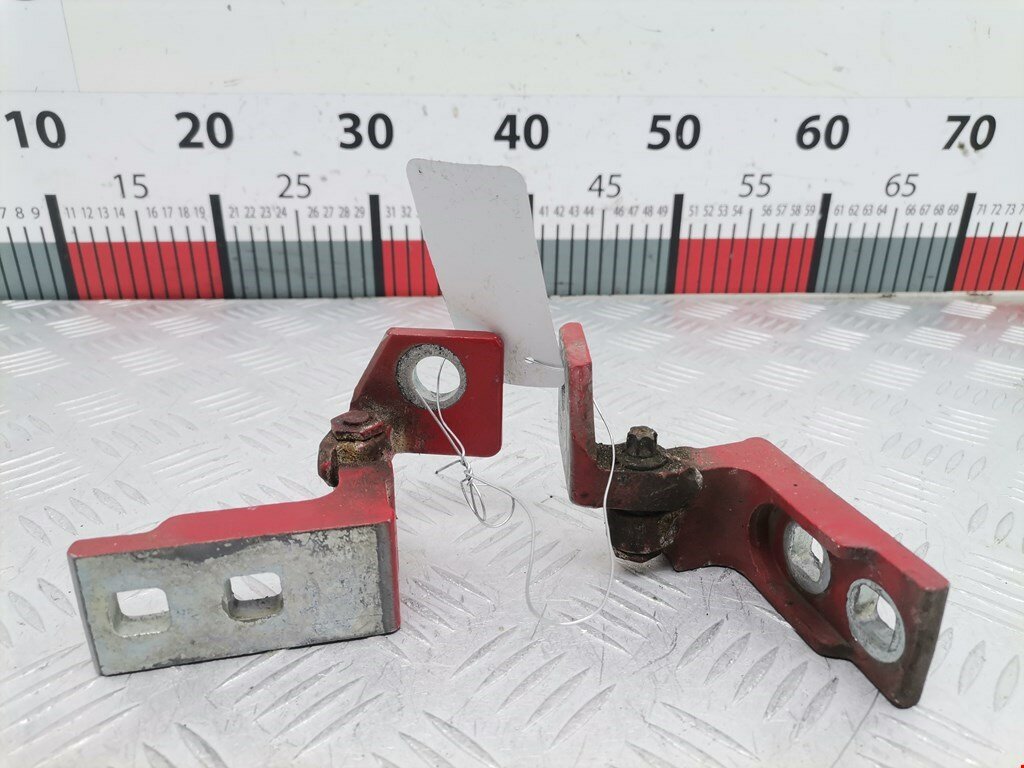 Петля двери передней правой Opel Corsa D 13180564 арт. 1831290