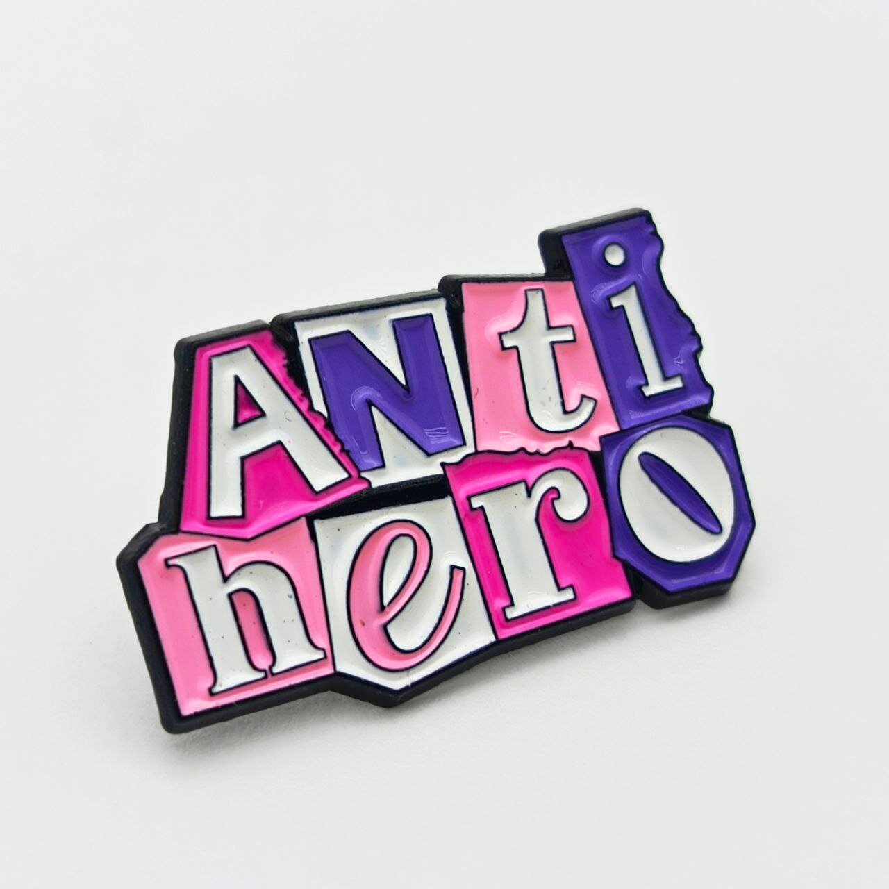 Значок для рюкзака и вещей "ANTIHERO" / 1 шт.