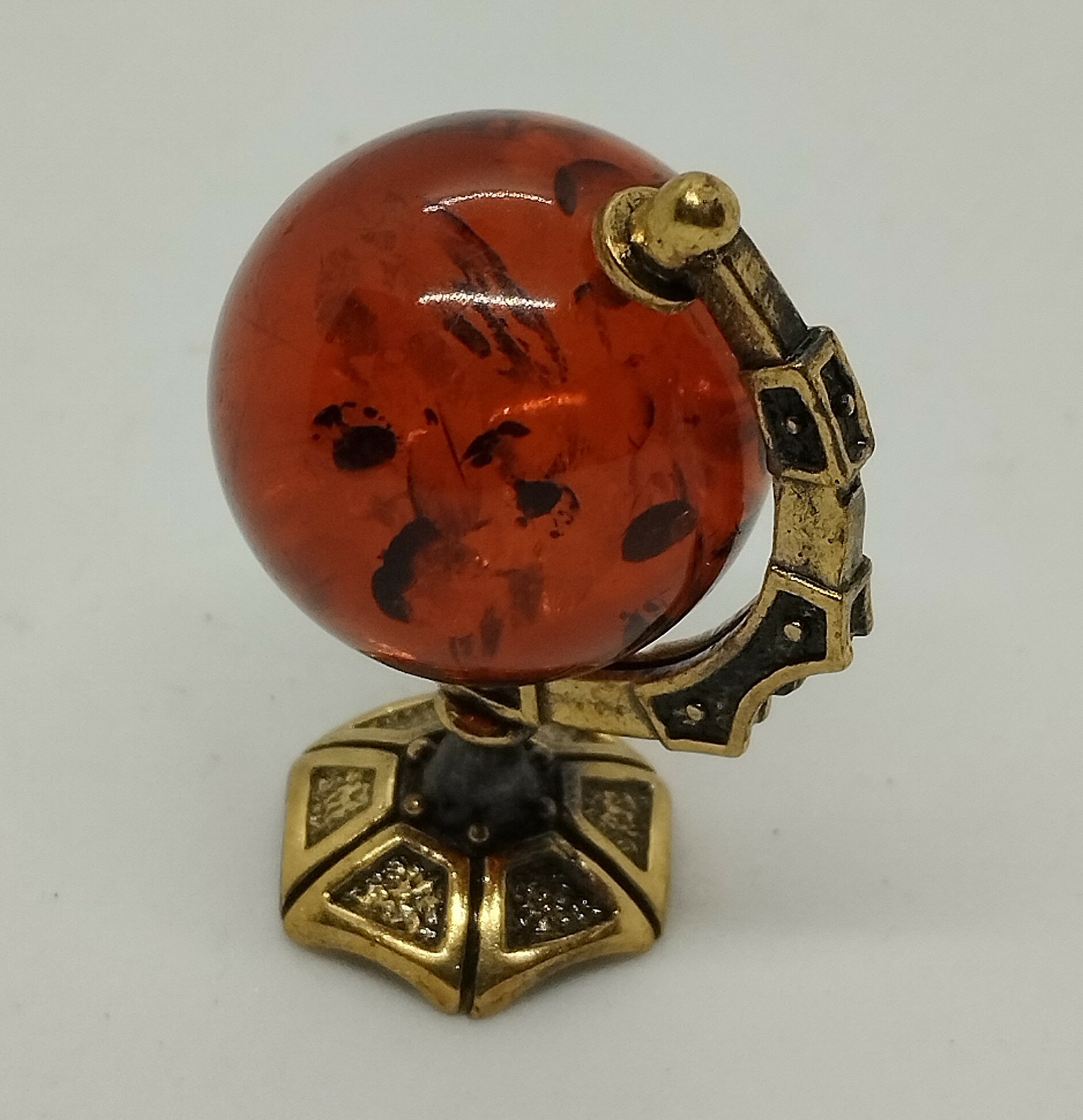 Фигурка бронза с янтарем "Глобус", арт 1267