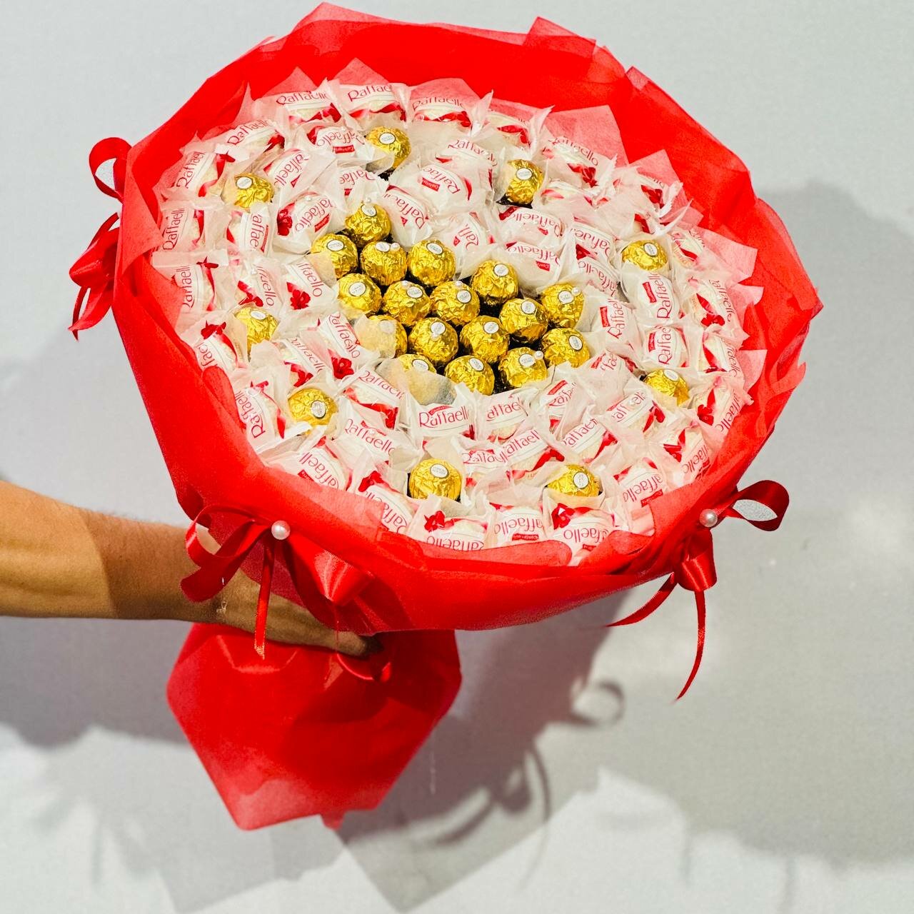 Букет из конфет Раффаэлло и Ферреро Роше / Подарок девушке. Ferrero Rocher, Raffaello