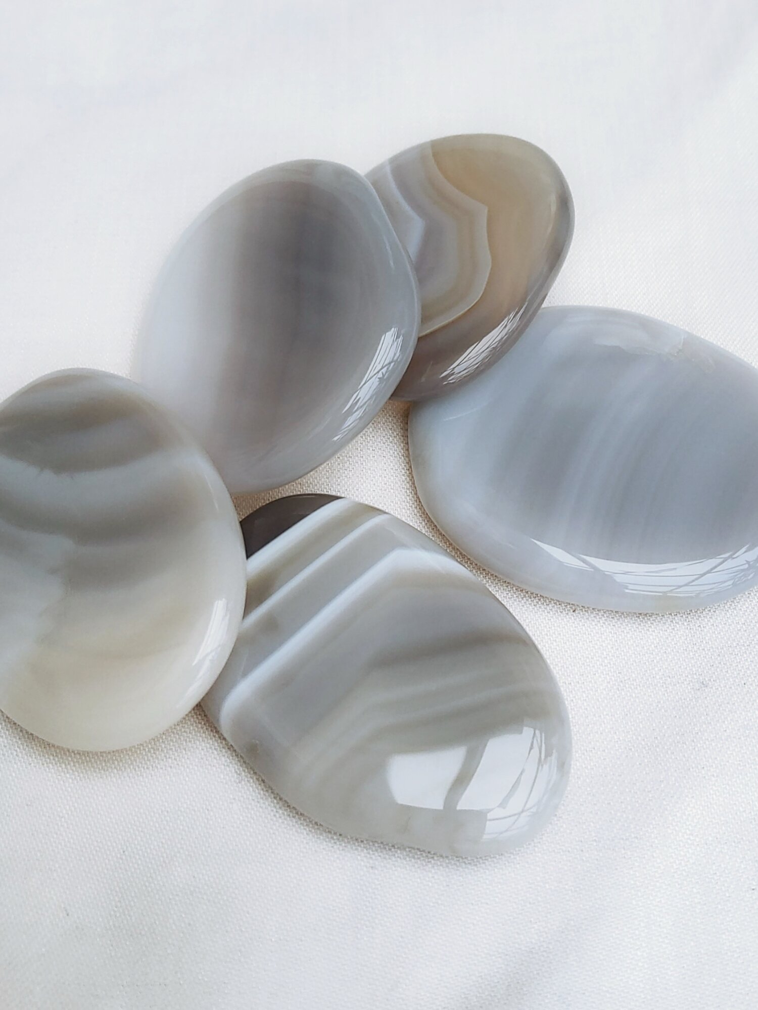 Агат серый натуральный камень талисман без выемки XS