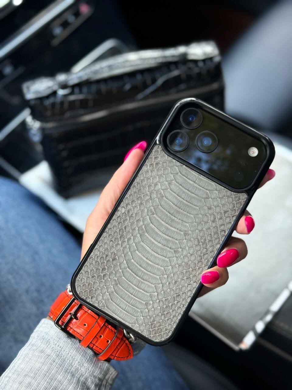 Чехол для iPhone 17 Pro из натуральной кожи кобры, серый премиум аксессуар