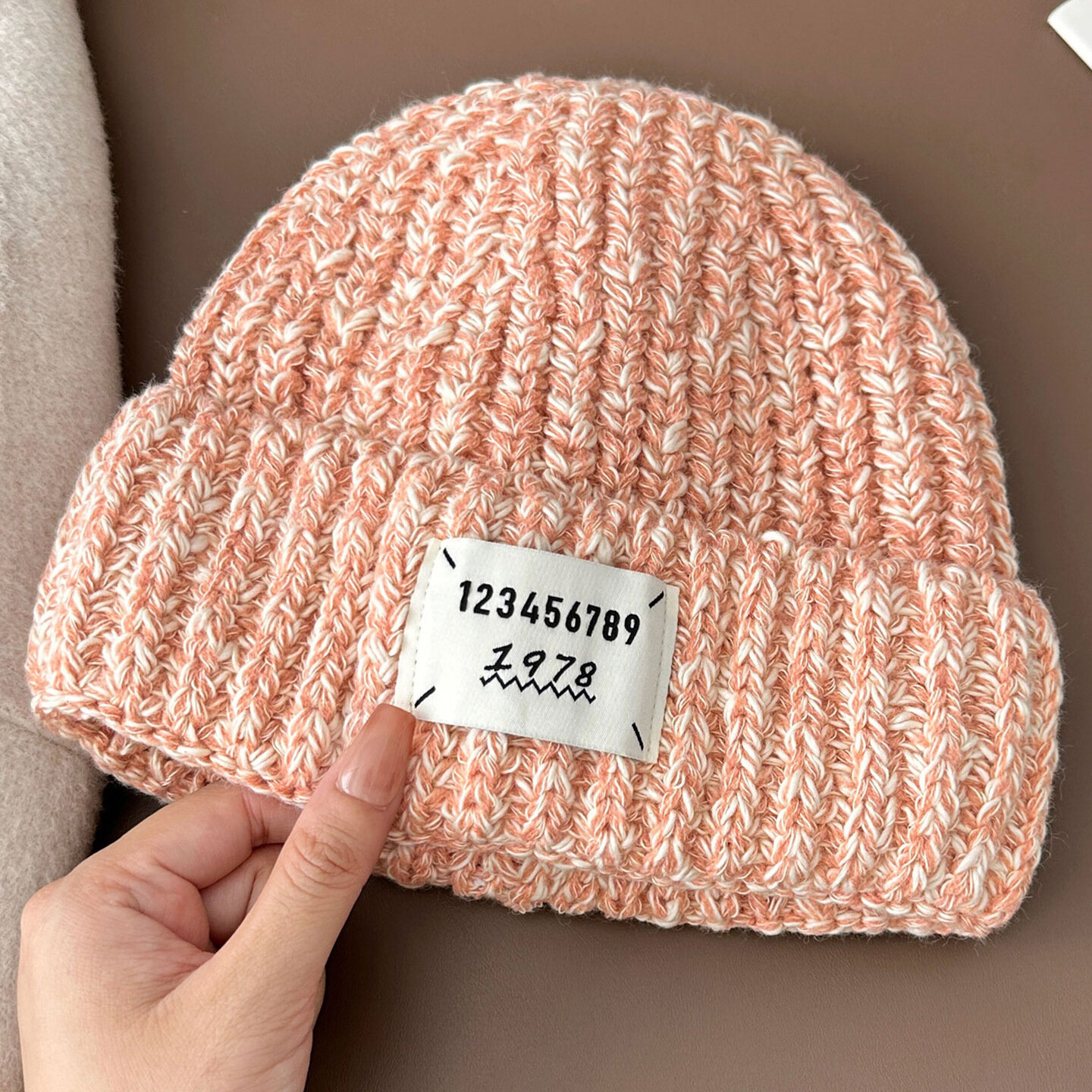 2025 осень и зима корейская версия простая и универсальная смешанная цветная вязаная шерстяная сезонная новая стильная маленькая теплая шапка с капюшоном, формирующая лицо, тренд