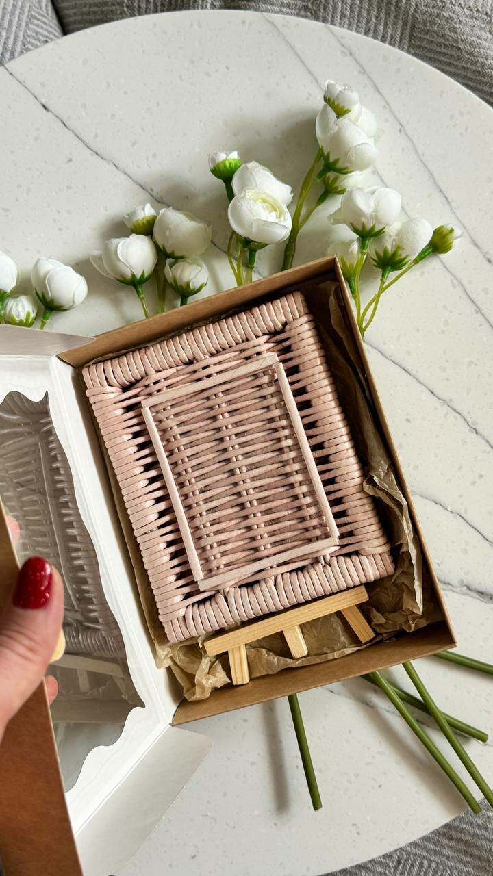 Фоторамка интерьерная настольная на подставке, в коробочке, в сливочном цвете