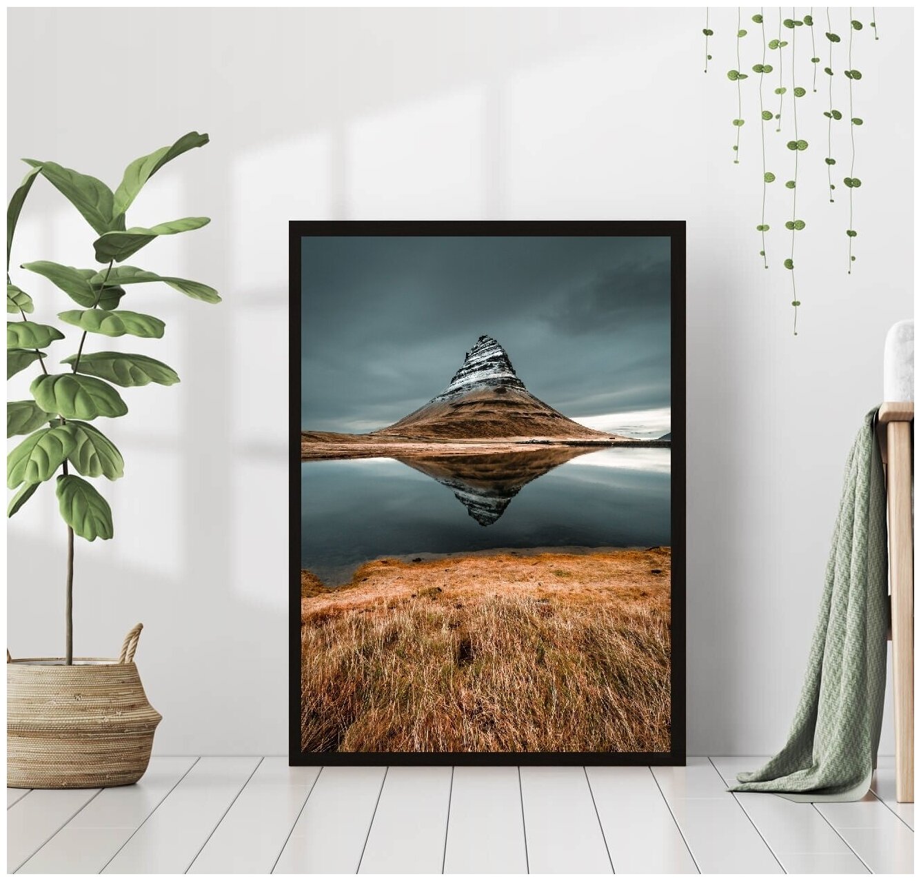 Постер "Одинокая гора" 50x70 в черной рамке на стену для интерьера