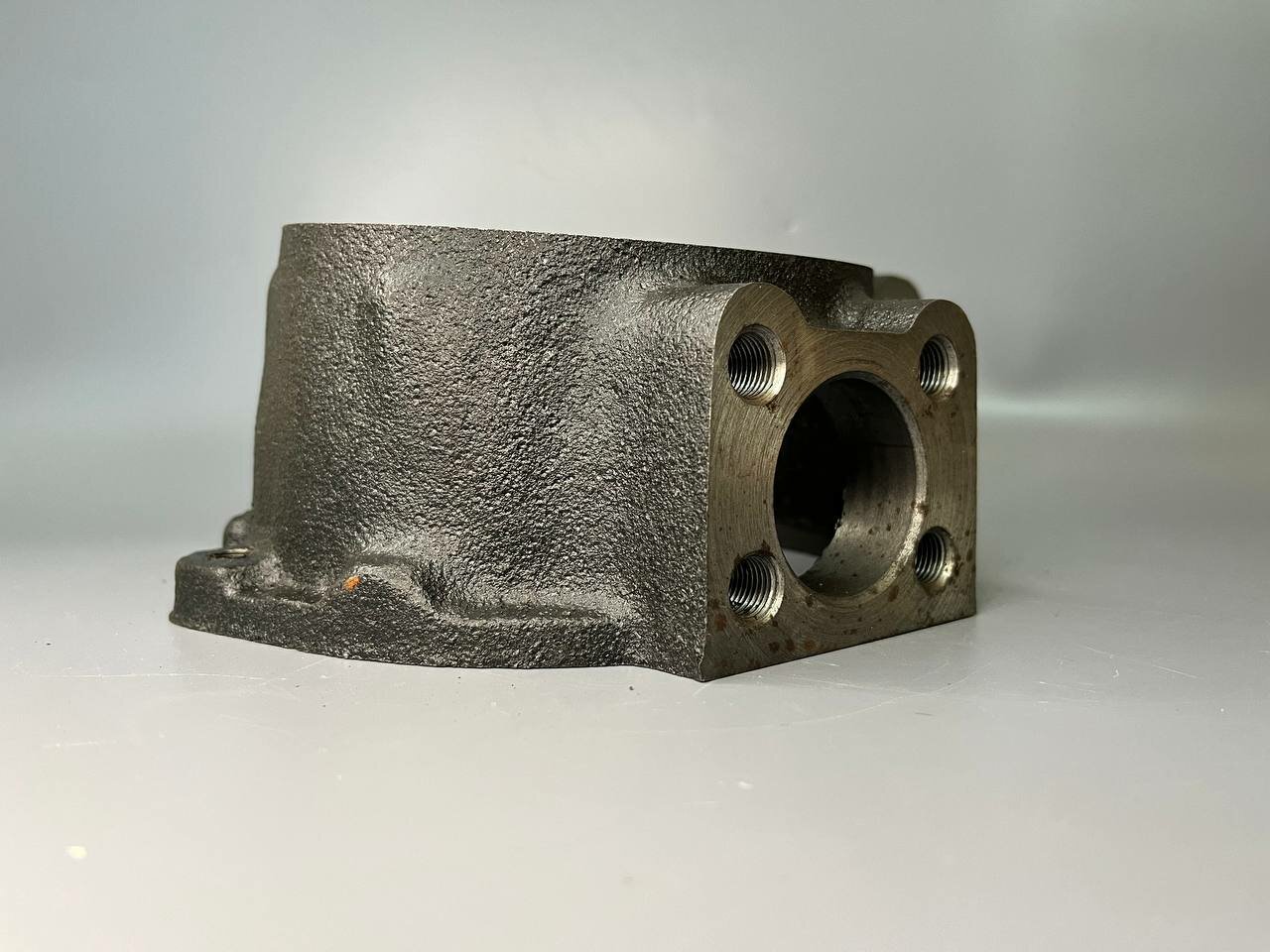 Корпус поворотного кулака прав уаз-452 469 uaz арт 0452-00-2304040-95