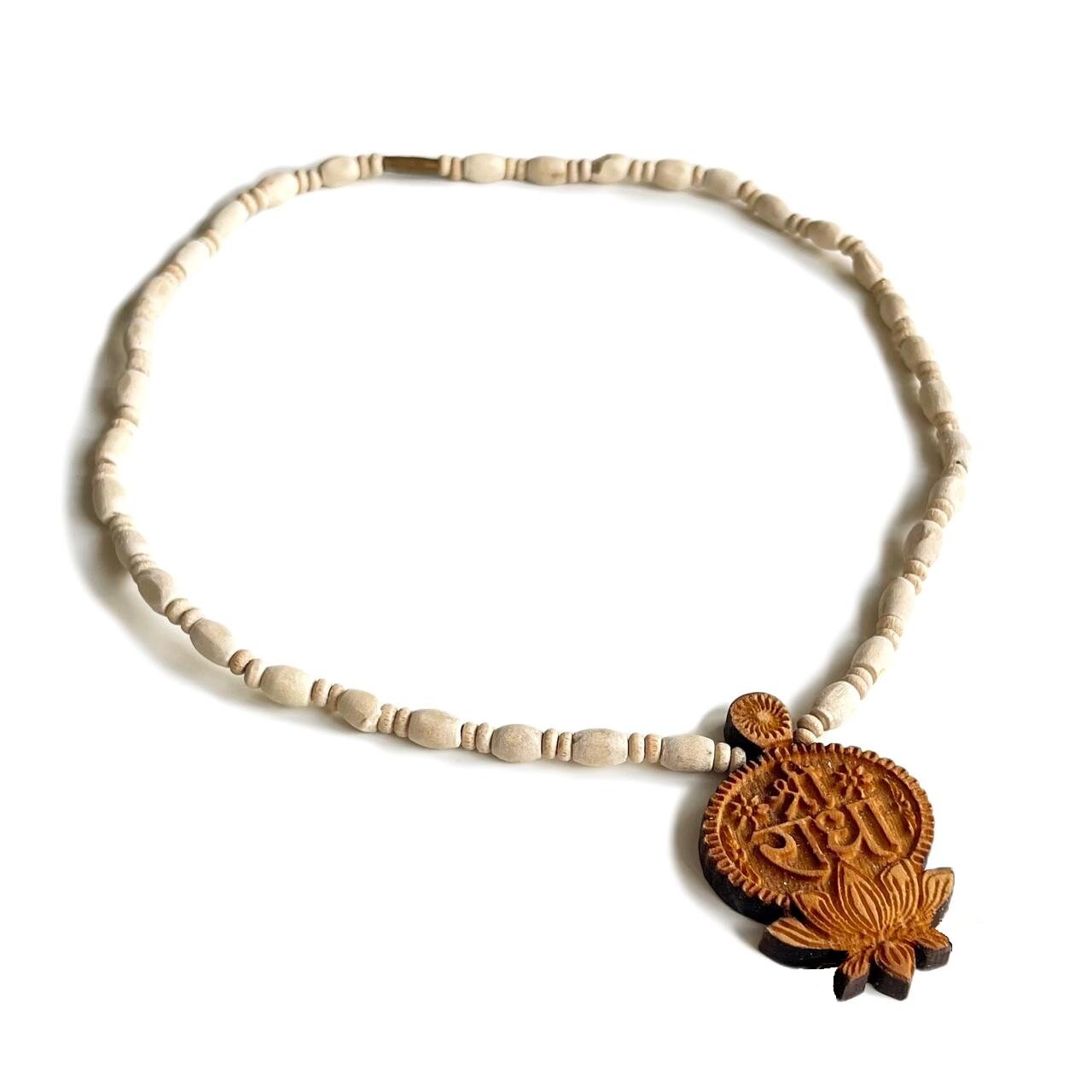 Кантхималы из дерева туласи с надписью на подвеске "ШРИ радха" (длина нити 45-47 см.), 1 шт.