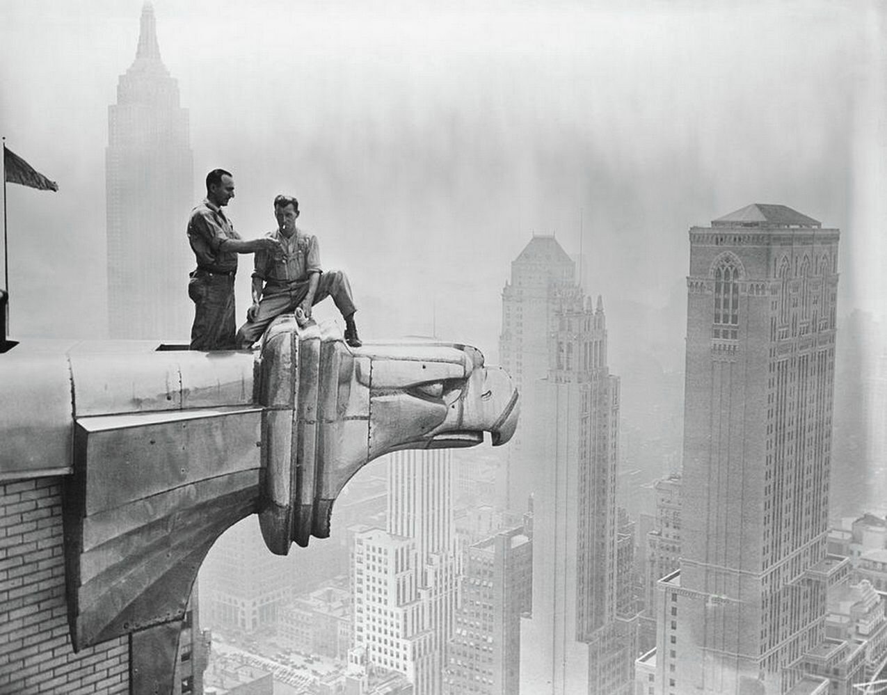 Плакат, постер фото рабочих, строящих Эмпайр-стейт-билдинг на бумаге, размер 30х42см