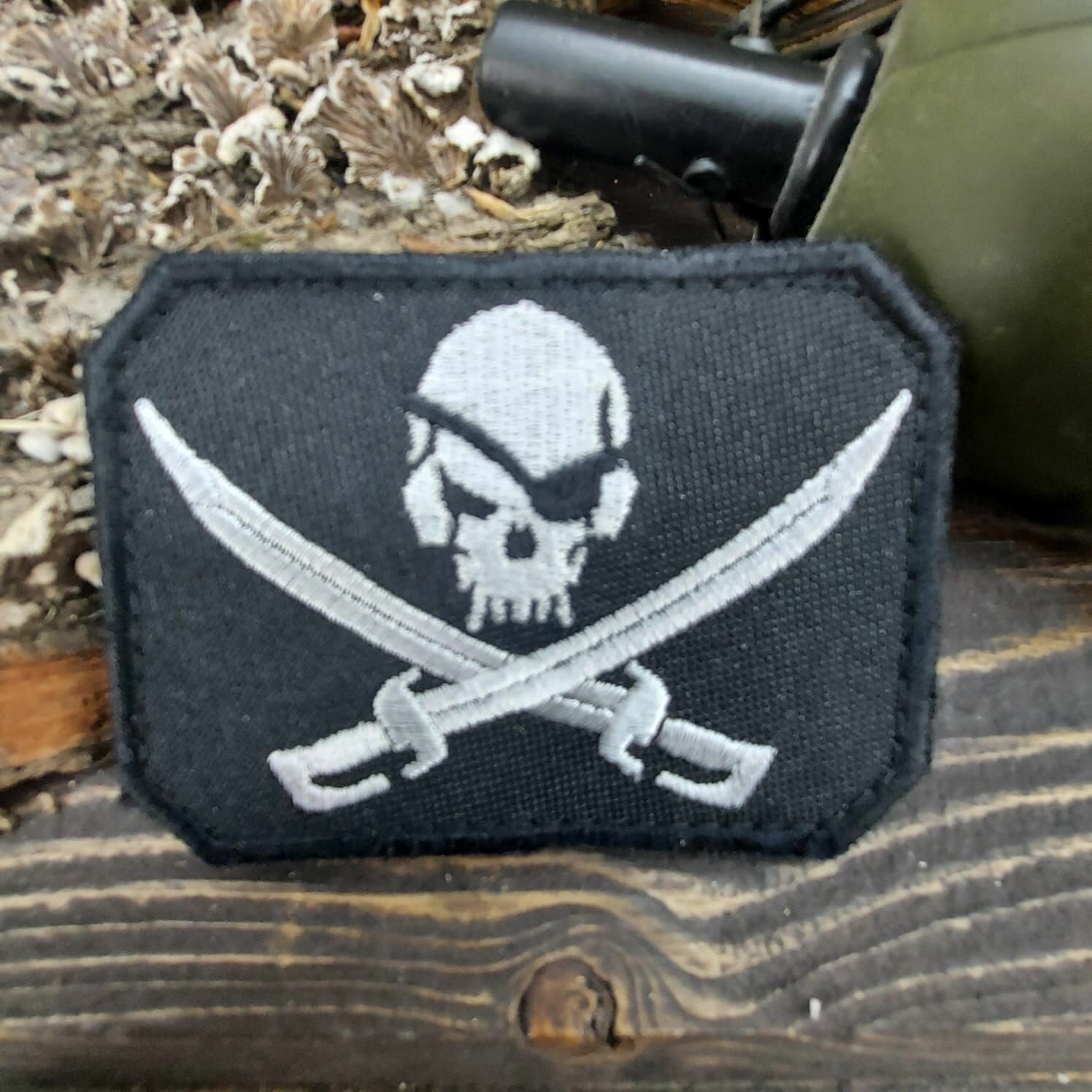 Нашивка ( шеврон патч patch ) тактическая Череп с саблями вышитая на липучке 8х6 черная