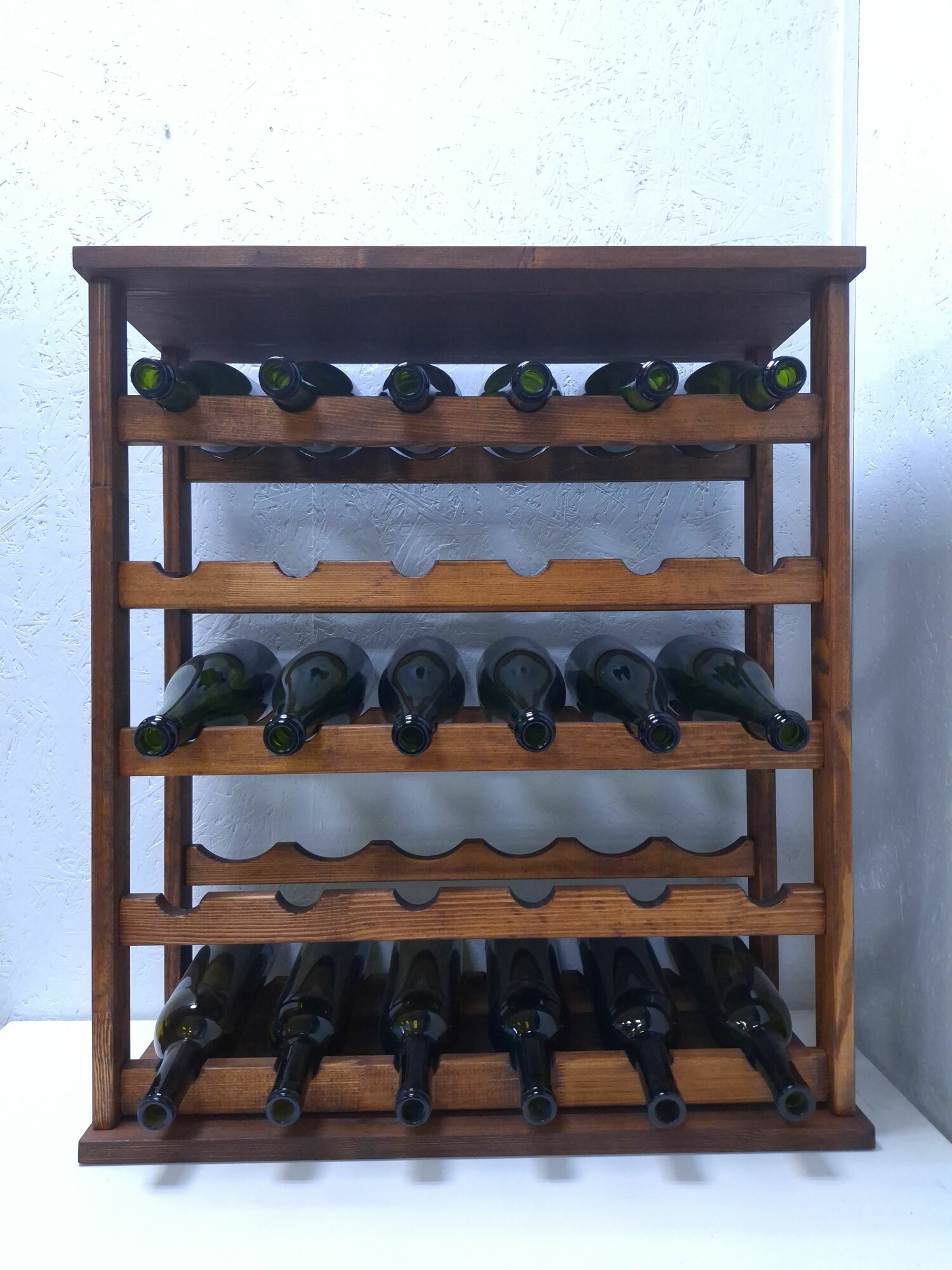 Стеллаж для 30 бутылок вина и шампанского деревянный со столешницей. Мербау.