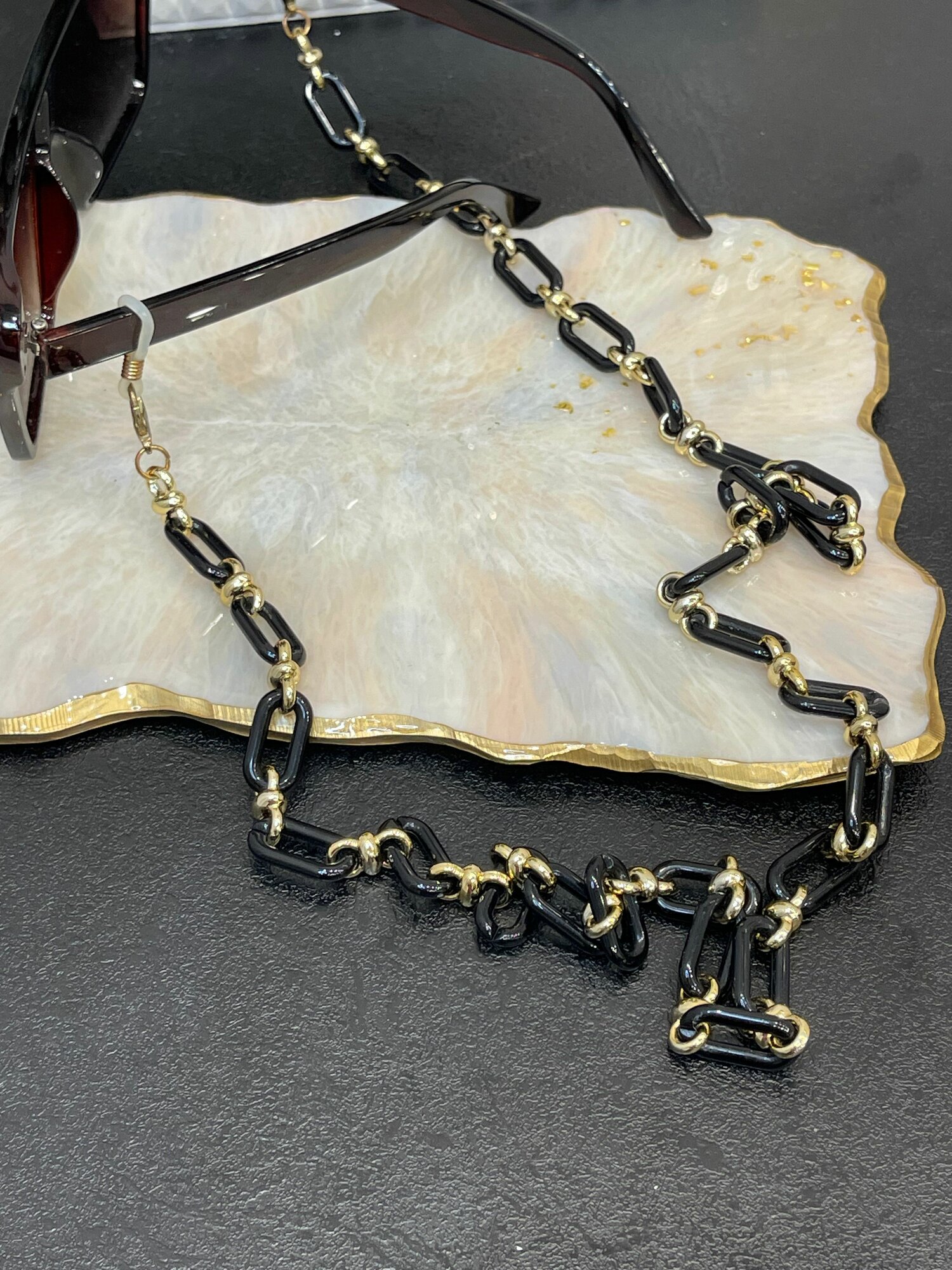 Цепочка для очков MelonySJ черные овальные звенья с золотом. Легкая.