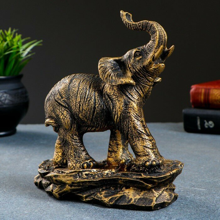 Декоративная фигурка Хорошие сувениры "Слон хобот вверх на горе", полистоун, цвет Бронза, 17х9х19 см