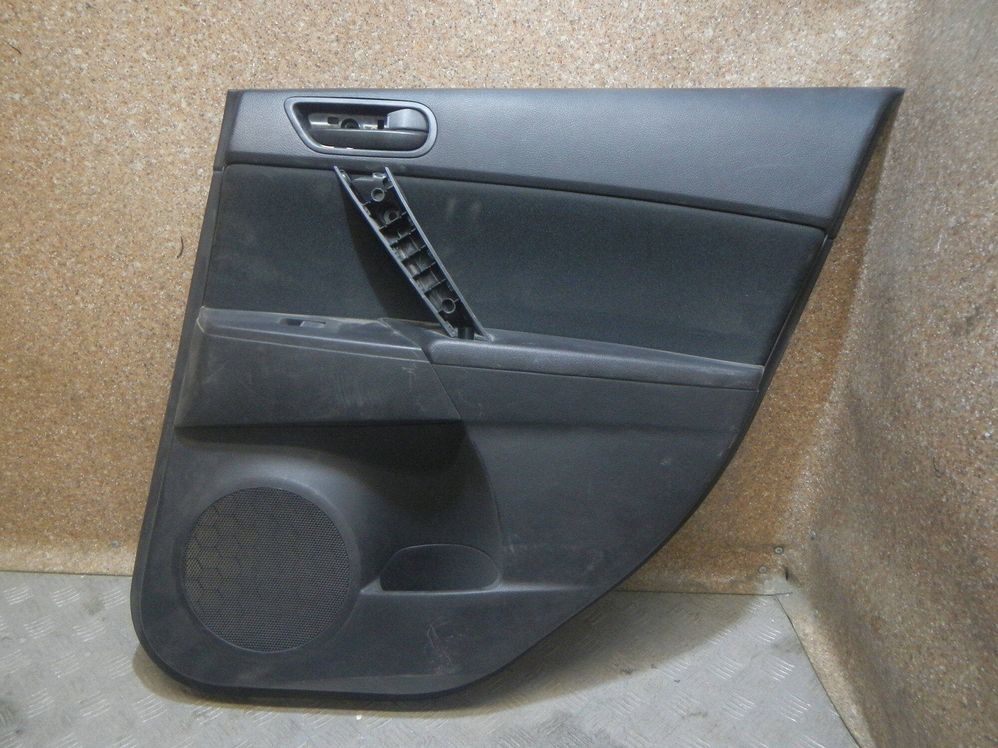 Б/У Обшивка двери задней правой, Mazda (Мазда)-3 (BL) (09-13) MAZDA 3 (BL) (09-13) Царапины, грязная. 548014 MAZDA арт. ...