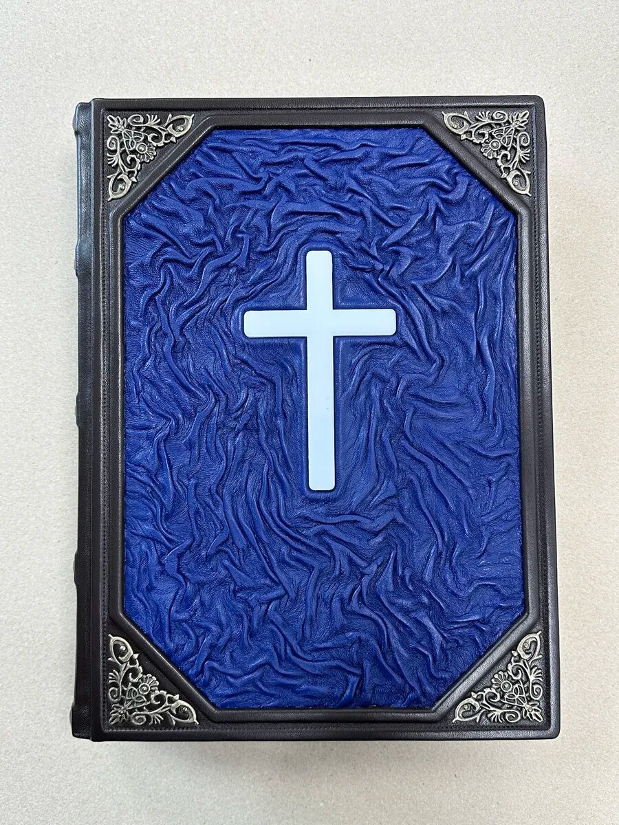 Библия с белым крестом (подарочная кожаная книга)