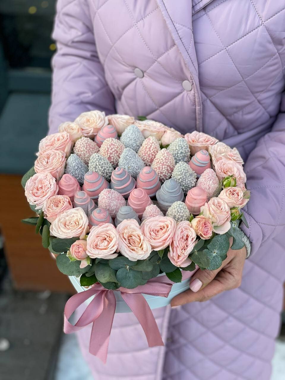 Коробка сердце с клубникой в розовом и фиолетовом шоколаде, кокос, белый рис, кустовые розы, Purple 1, 26 см