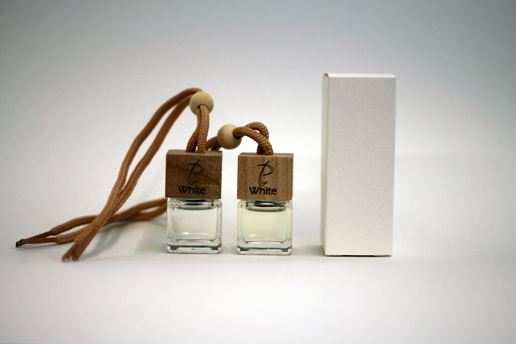 Автопарфюм Eau de Lacoste L.12.12. White Lacoste Fragrances — это аромат длямужчин, он принадлежит к группе древесныефужерные.