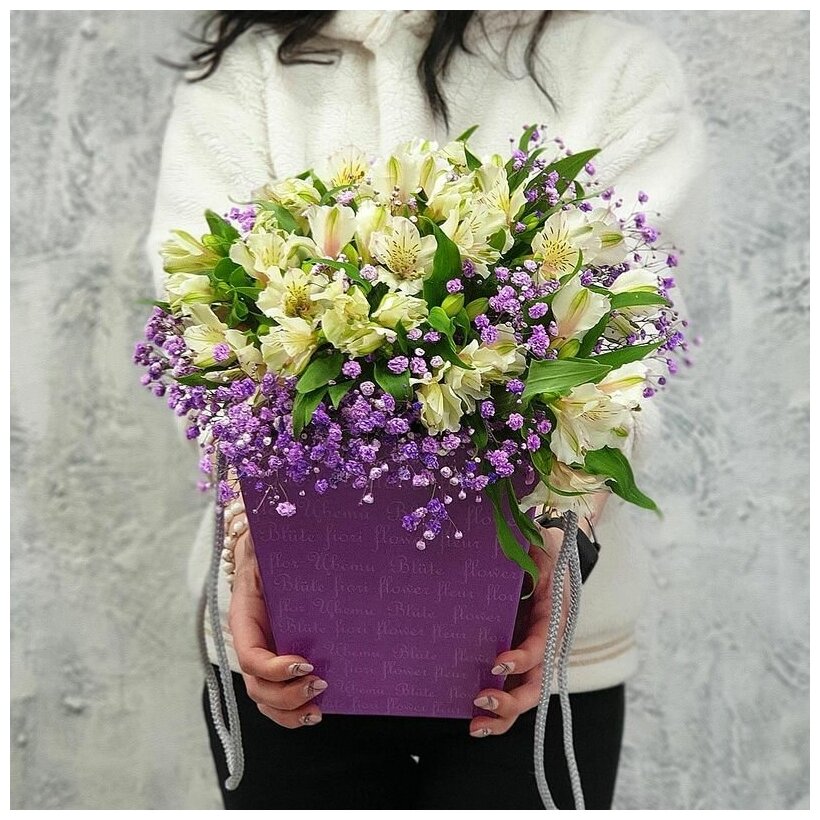 Букет "Белые альстромерии", монобукет, в коробке, высота 30см