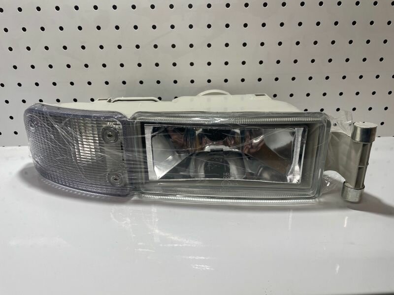 Фара противотуманная левая, (белый поворотник) МАН