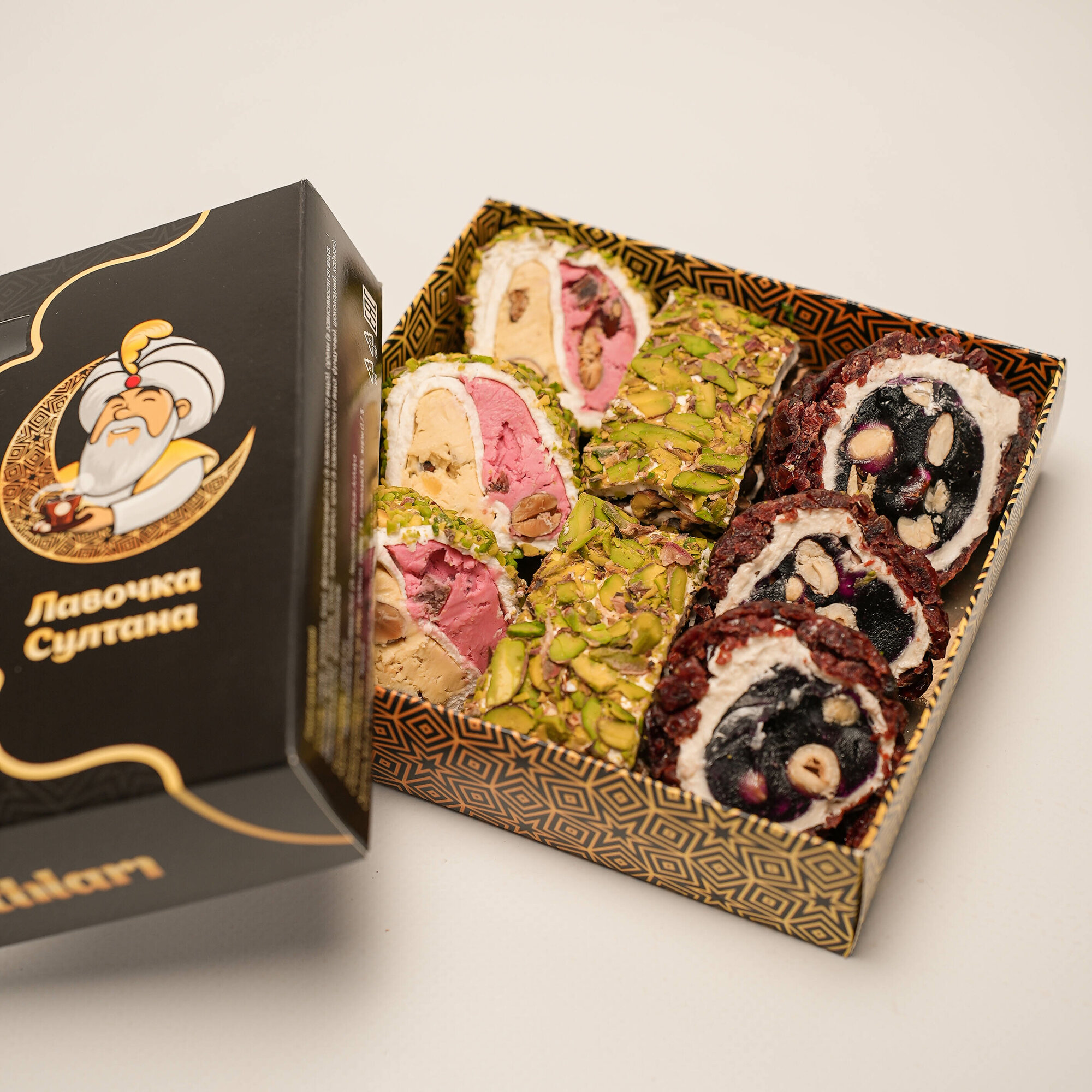 Лукум ассорти клубника-банан с фисташками, гранат с орехами и виноградом, миндально-шоколадный торт 500 гр. Турция