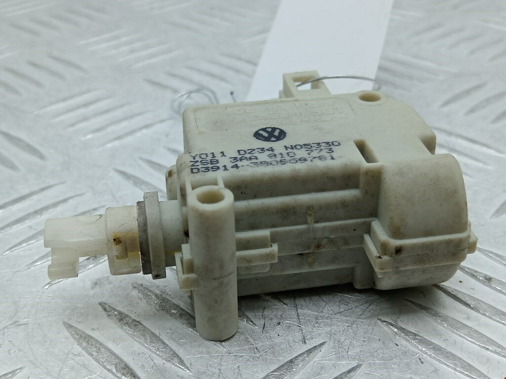 Сервопривод (электропривод моторчик привода) лючка бензобака Volkswagen Passat 7 3AA810773 арт. 1887776