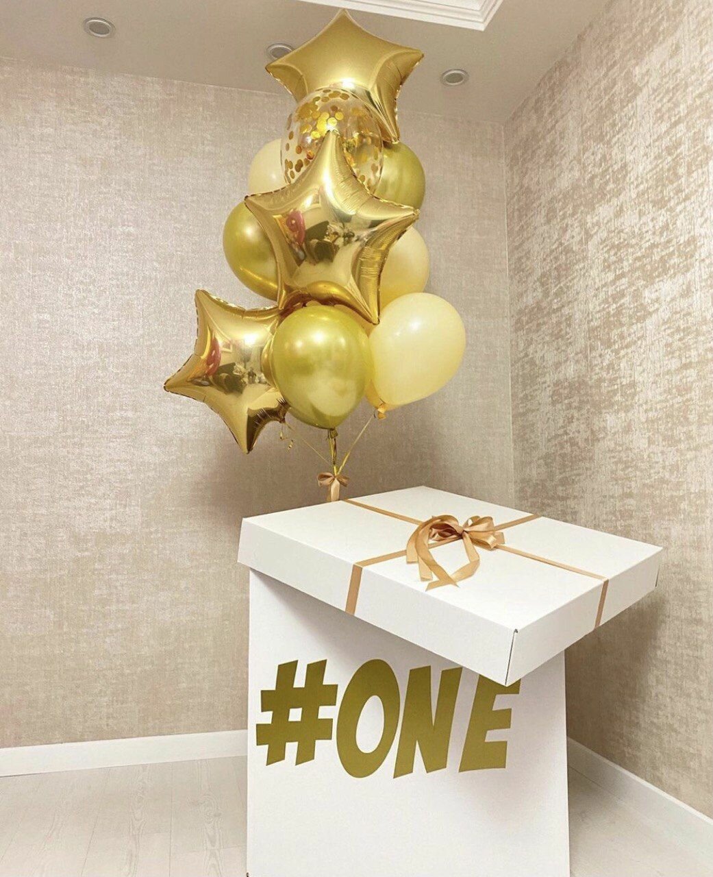 Набор золотых шаров с коробкой сюрприз гигант. Коробка сюрприз с шарами