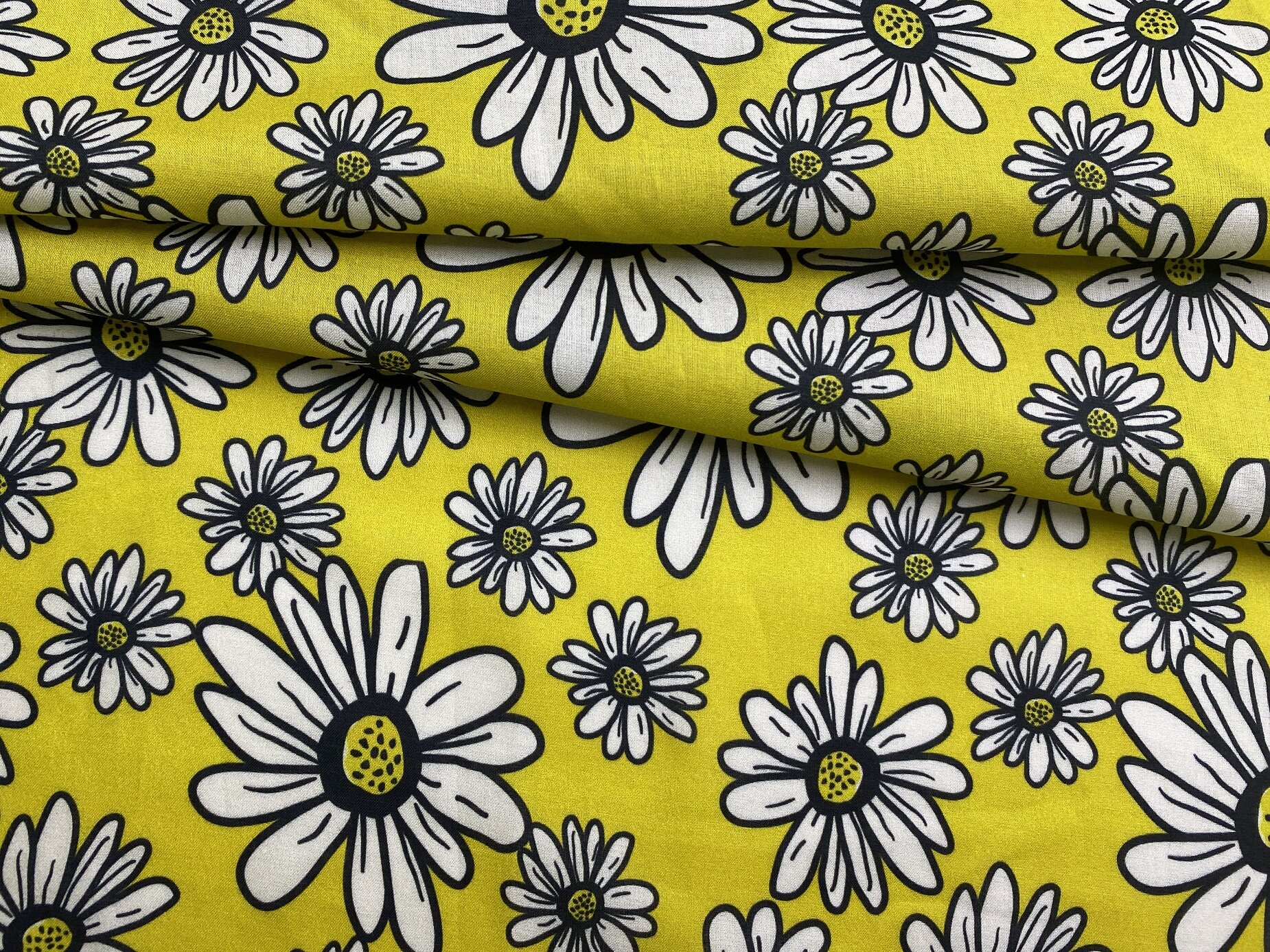 Ткань Батист горчичного цвета с принтом белые ромашки 16981