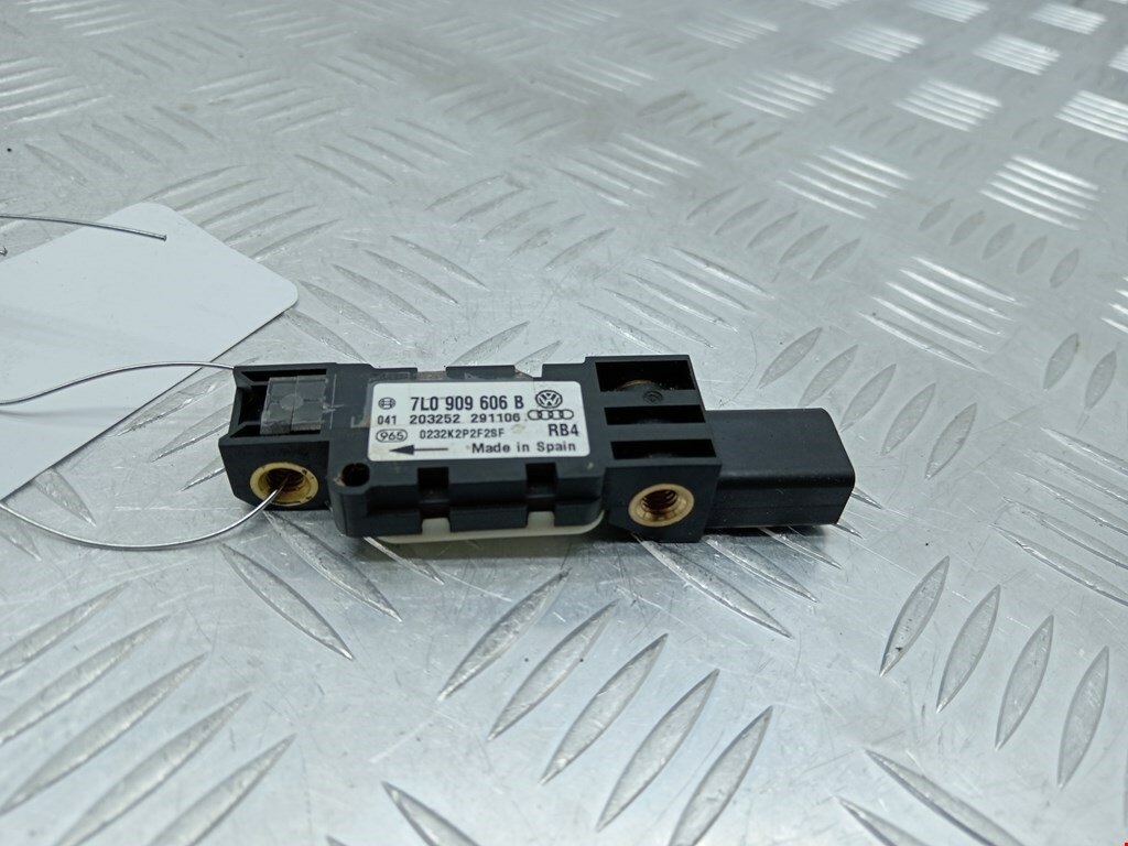 Датчик удара Volkswagen Touareg 1 7L0909606B арт. 1773642