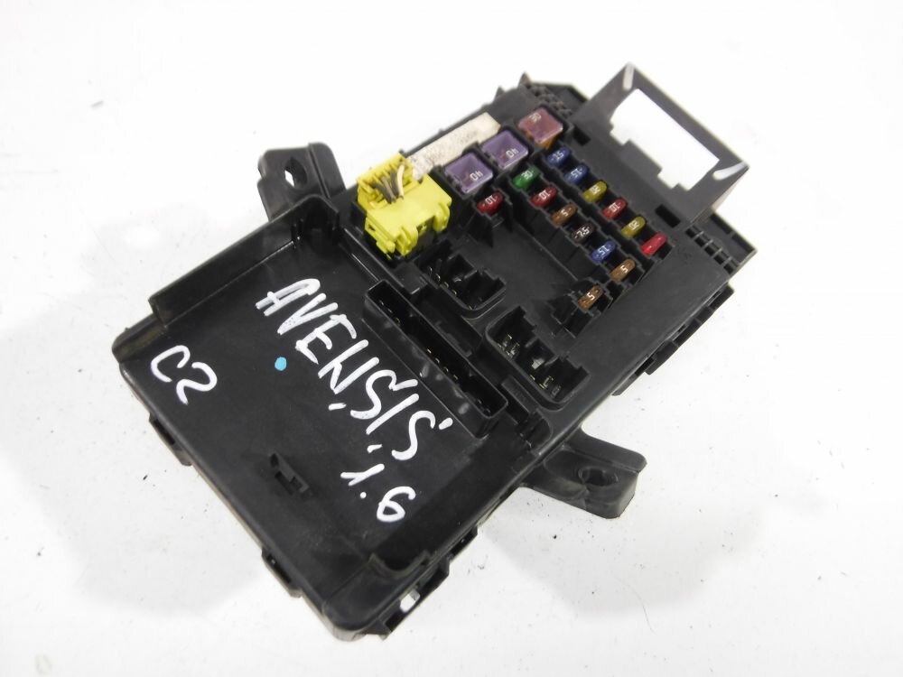 Блок предохранителей Toyota Avensis I 8273005010