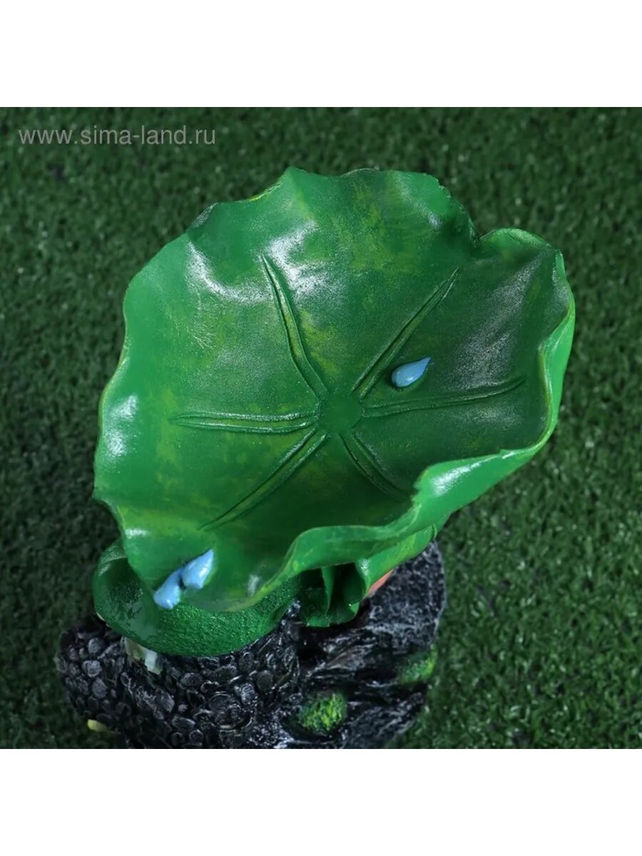 Яркая садовая фигура с лягушками и камнем