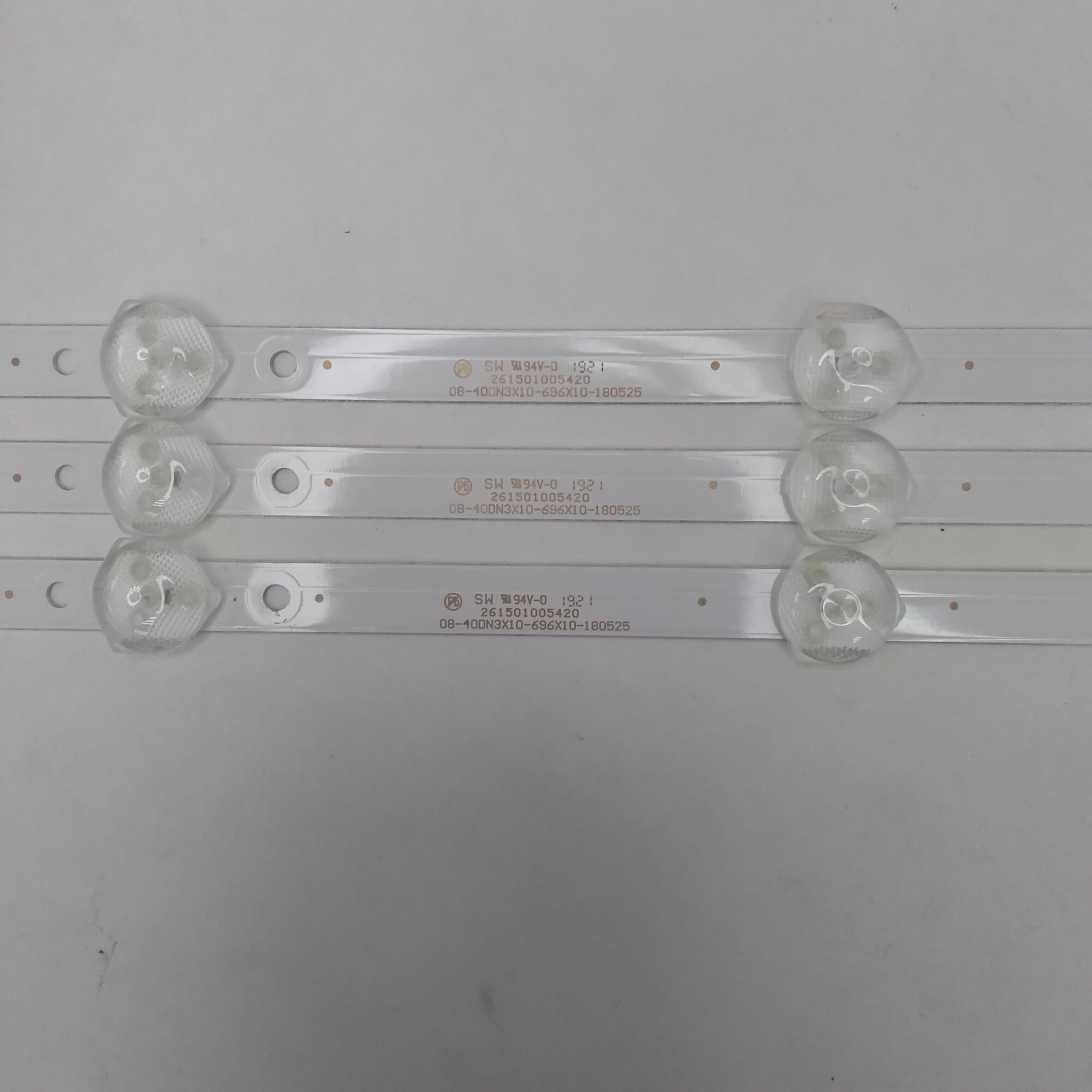 Подсветка (08-40DN3X10-696X10-180525) для телевизора Erisson 40FLES81T2 (Комплект 3 шт.) Б/У