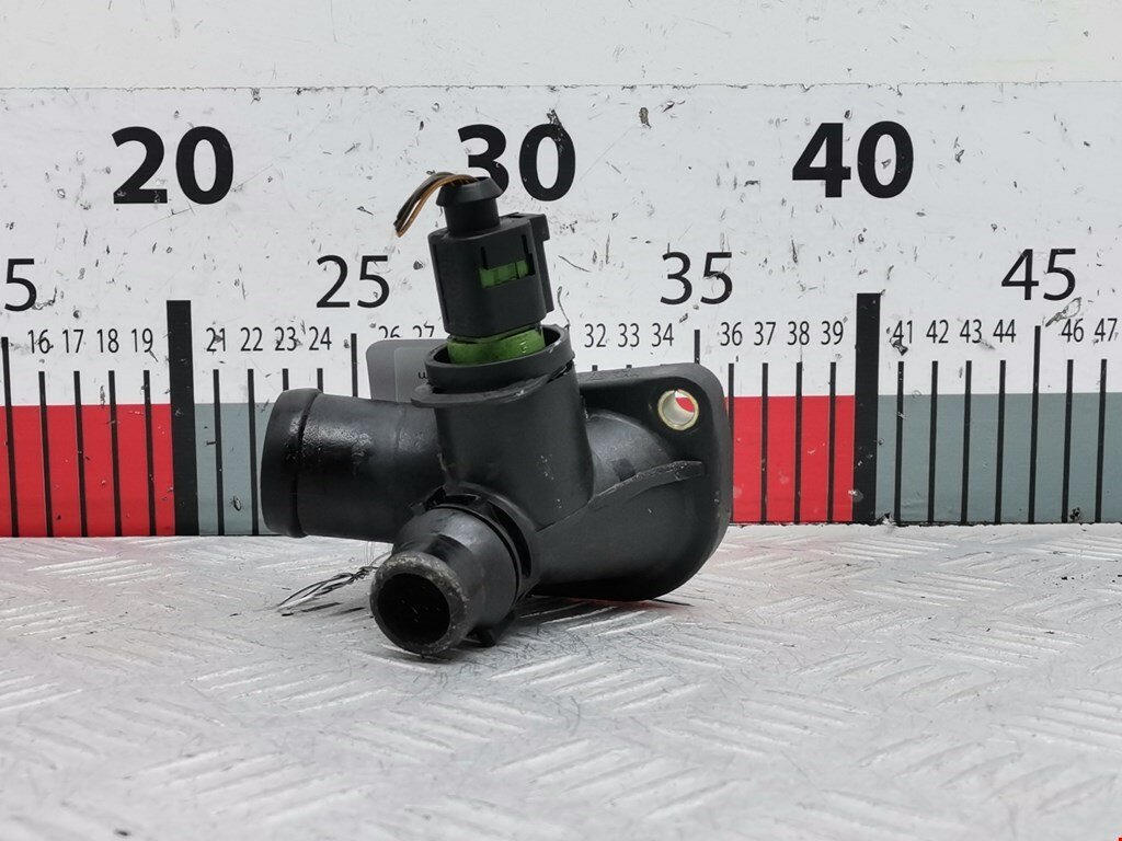 Фланец (штуцер системы охлаждения тройник) Volkswagen Passat 5 028121132 арт. 1920547