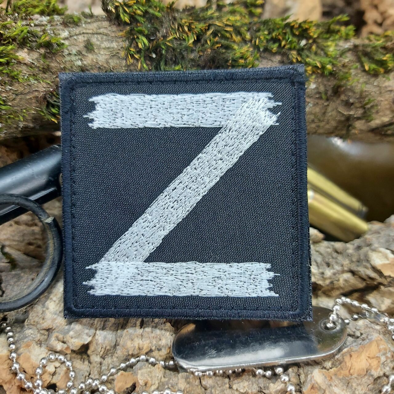 Нашивка-патч буква Z вышитая на липучке 7х7 черная