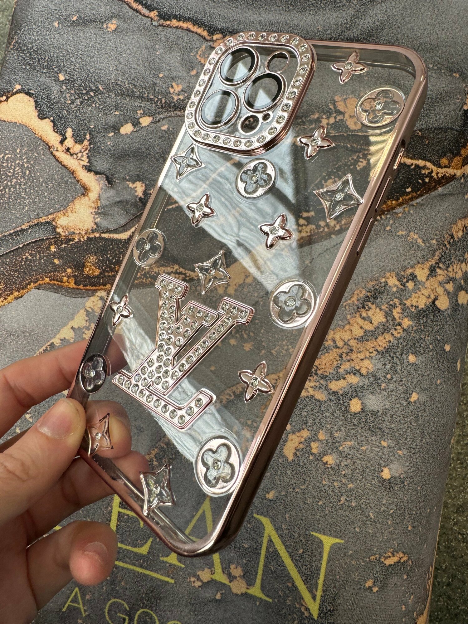 Чехол панель накладка бампер MyPads Lusso для iPhone 14 Pro Max тонкая силиконовая крышка с защитой задней камеры со стразами Луи Витон розовое зол.