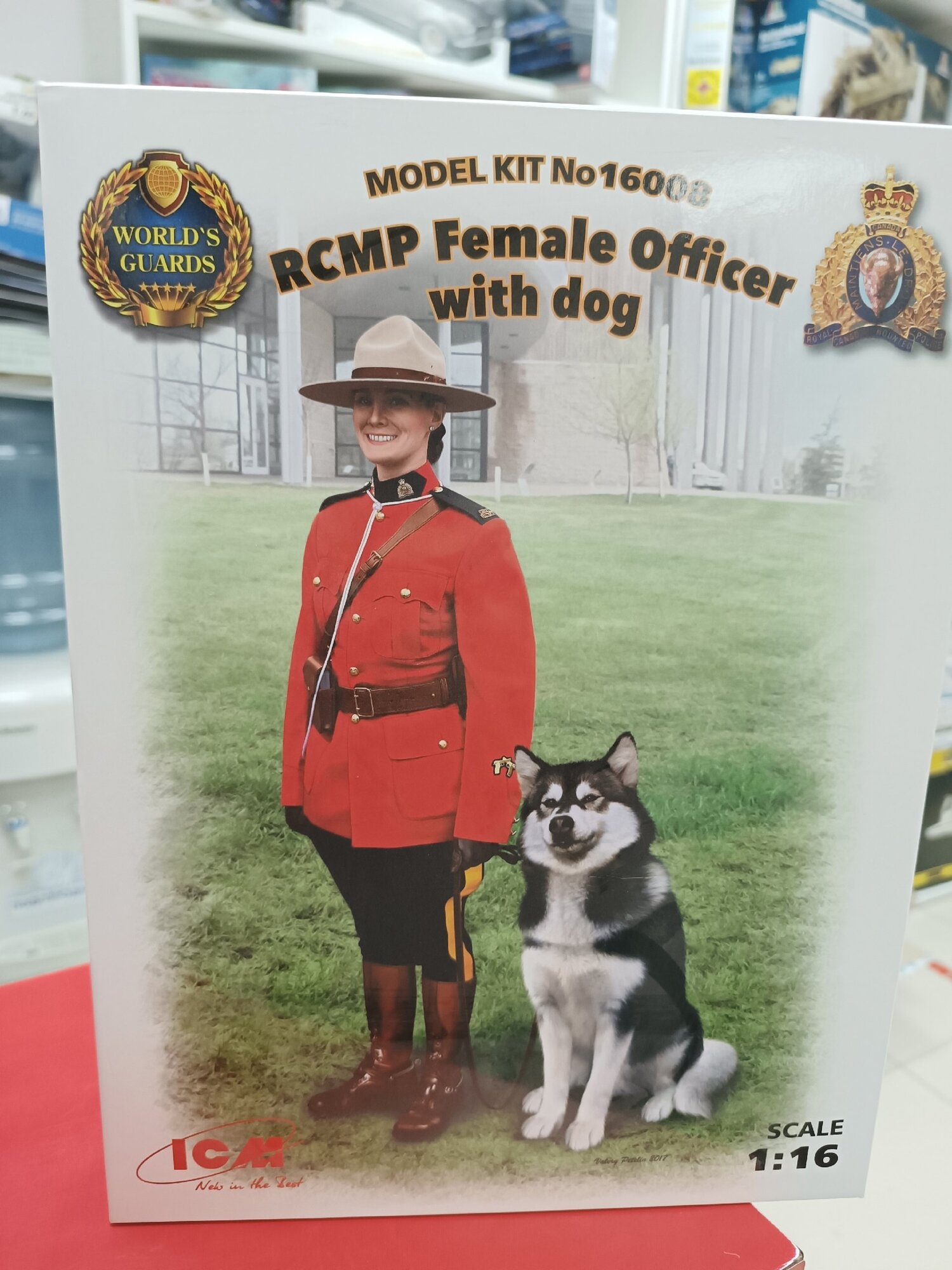 16008 Фигура, Офицер Королевской Канадской Конной Полиции с собакой Сборная модель 1:16 ICM
