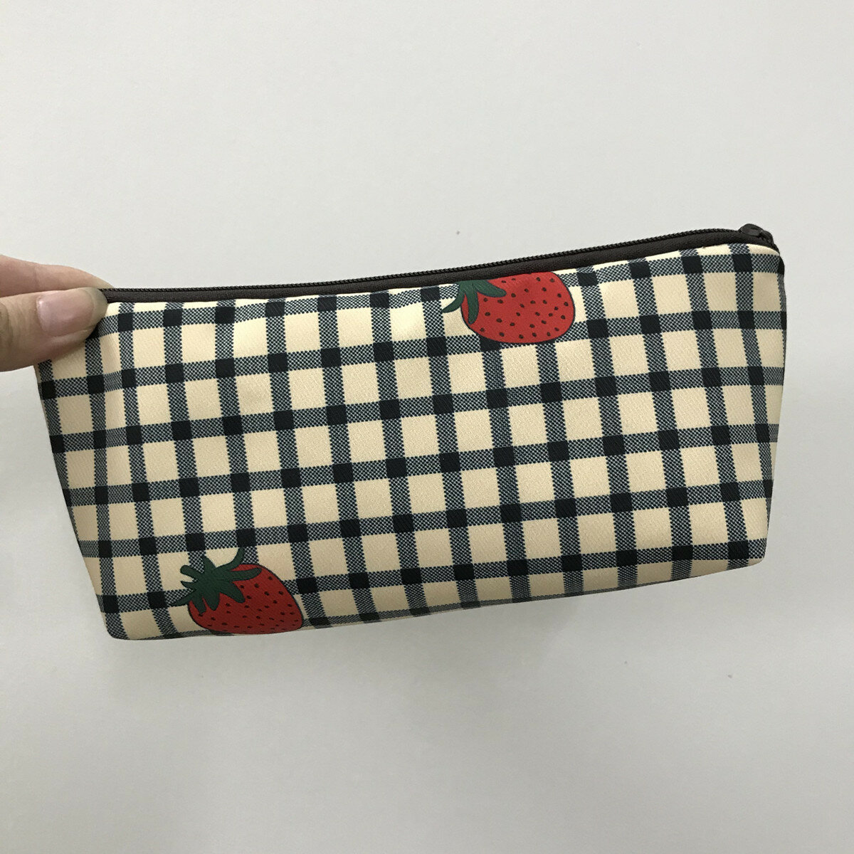 Miniso Клетчатый кошелек для монет с завязкой в виде клубники, место для хранения гигиенических прокладок, место для хранения косметических ручек, сумка через плечо на молнии для мобильного телефона, ткань.
