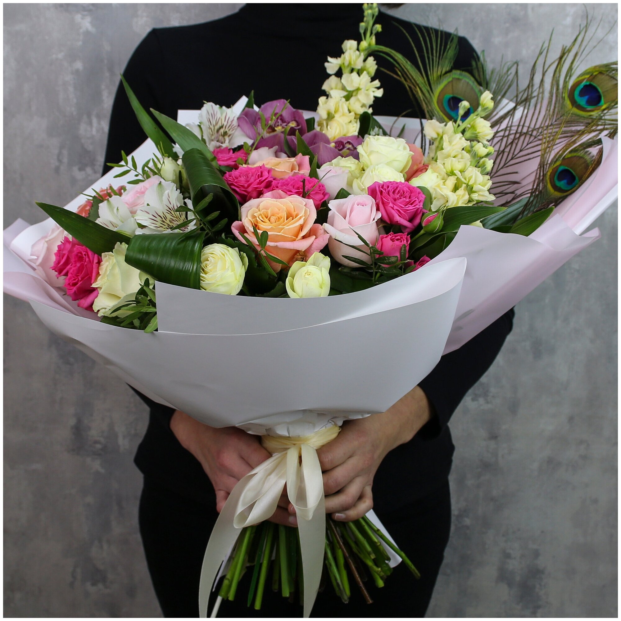Букет живых цветов Flor-Pro Flowers из кустовых роз и альстромерий «Эсмиральда» — фото 1