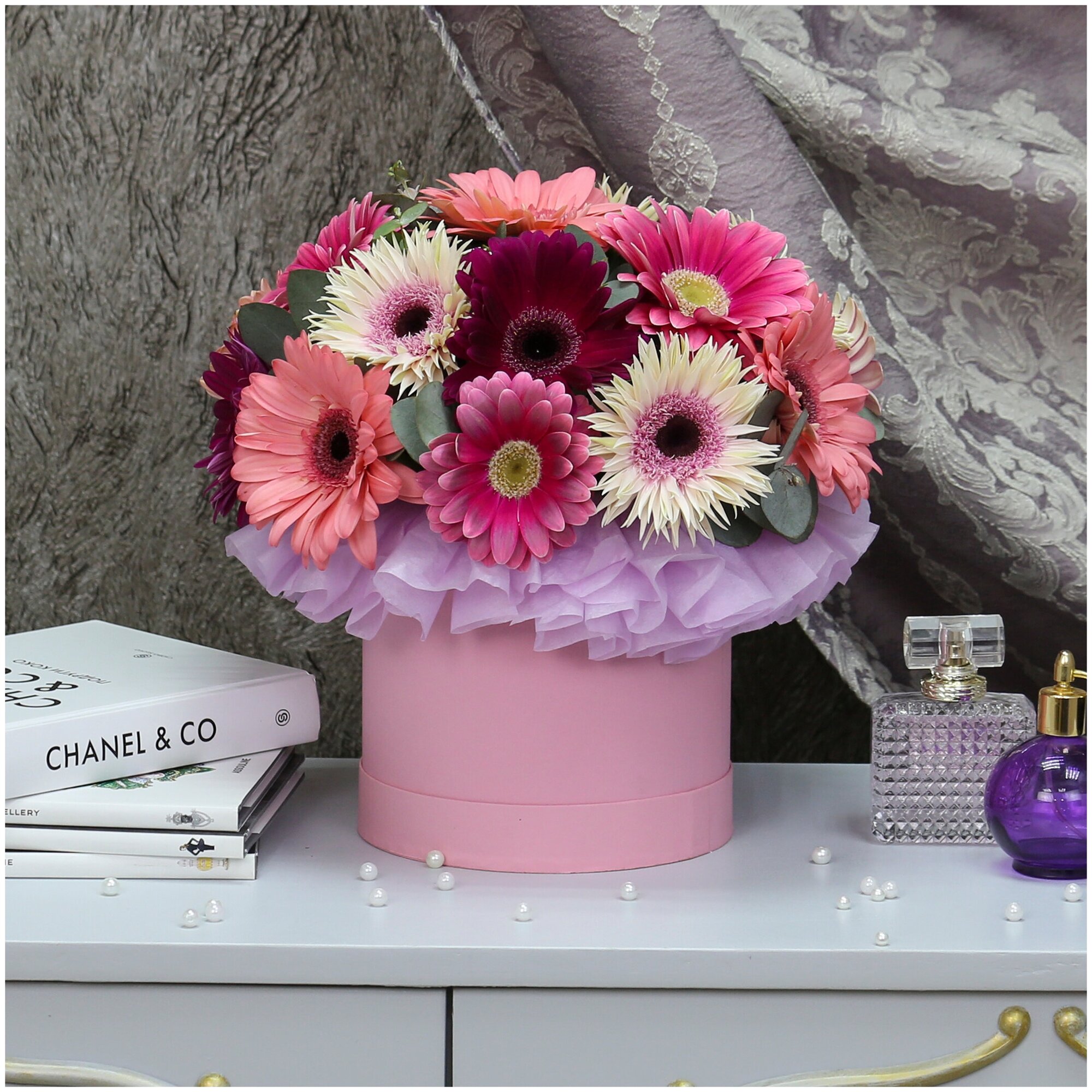 17 гербер микс с эвкалиптом в коробке