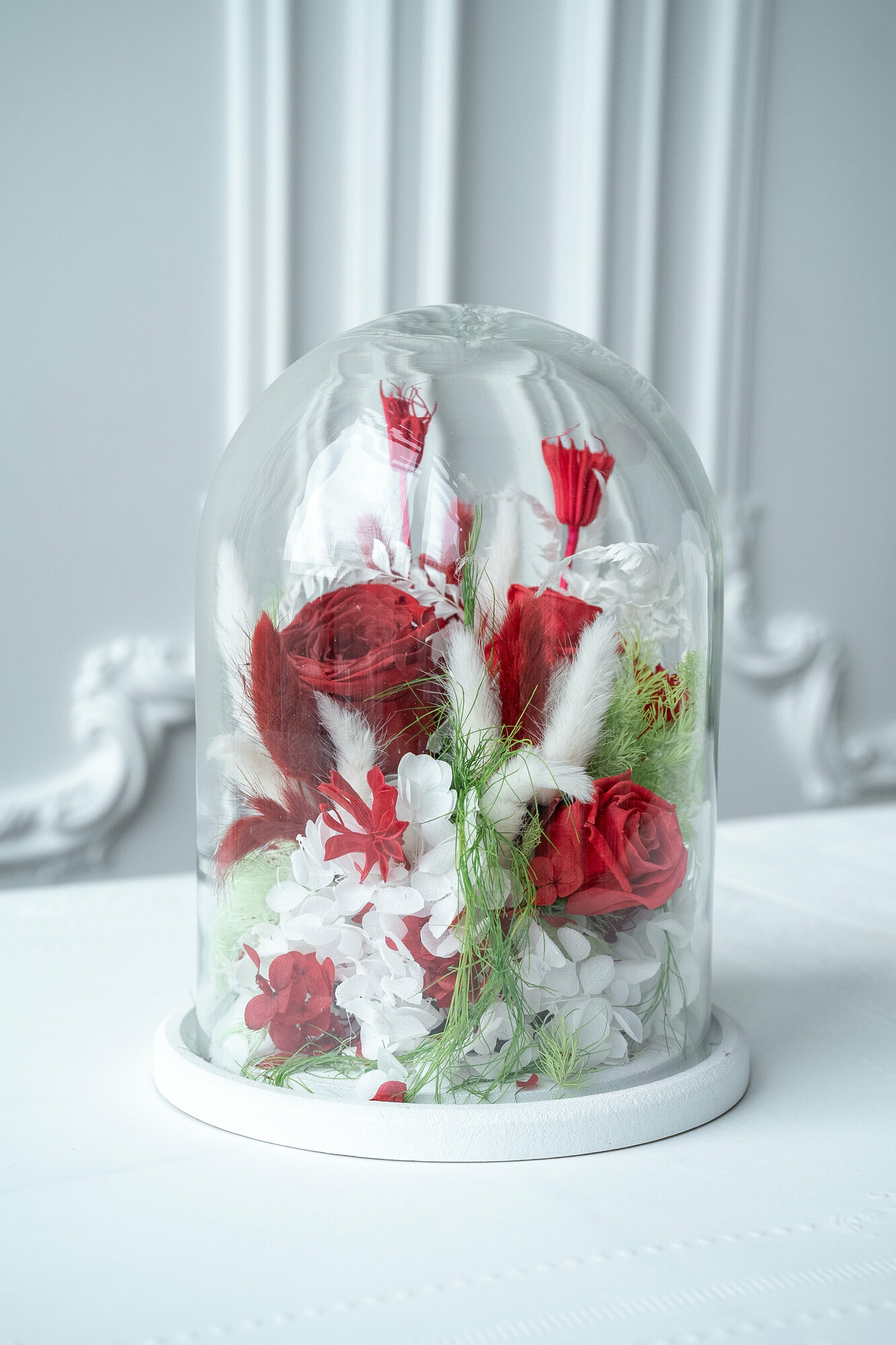 Флористическая композиция "Весенние пламя" из сухоцветов и живых стабилизированных роз в колбе, серия "Времена года"