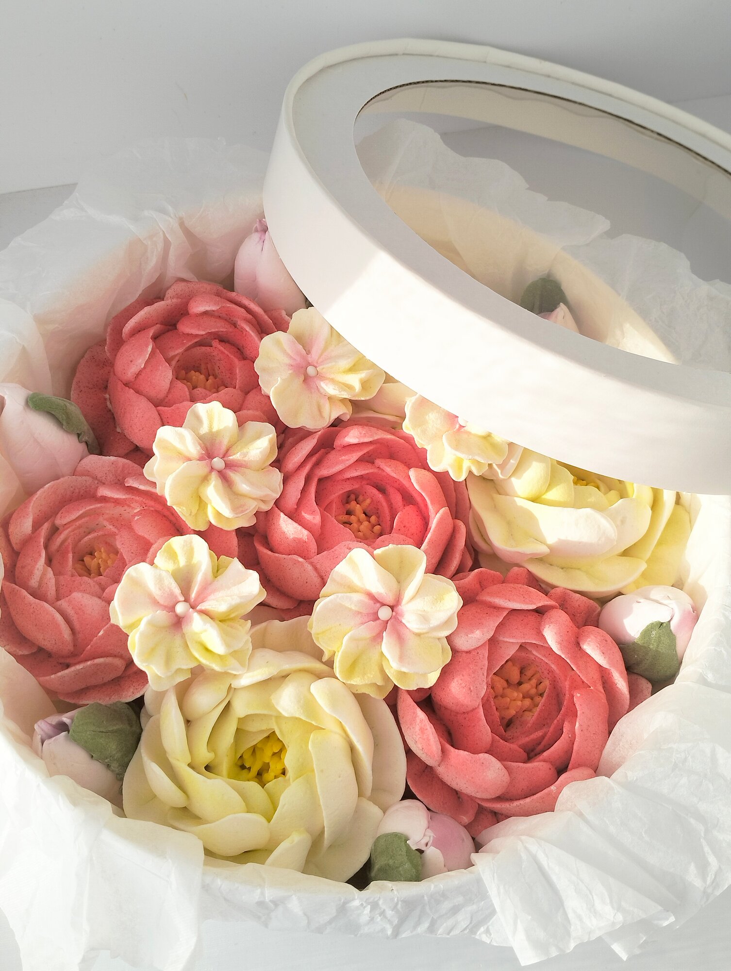 Букет их зефирных цветов в шляпной коробке