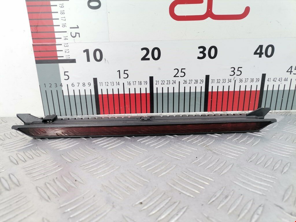 Фонарь дополнительный тормозной (стоп-сигнал) Volkswagen Golf 4 1J6945131C арт. 1890429