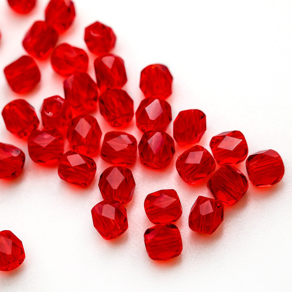 Бусины стеклянные бочонок ок. 60 шт, граненые 4x4 мм, цвет красный