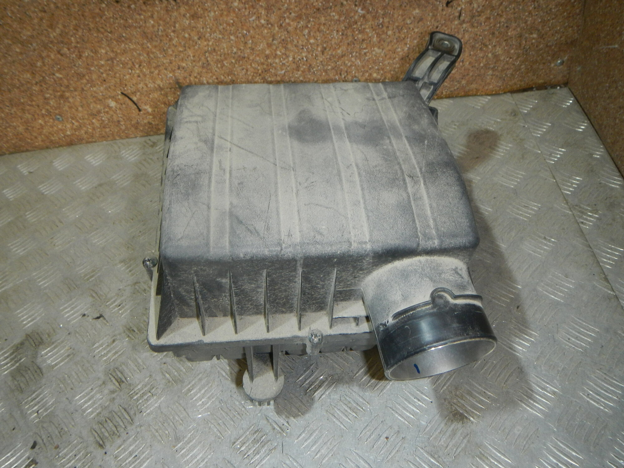 Б/У Корпус воздушного фильтра, Geely (Джили)-COOLRAY (20-) GEELY COOLRAY (20-) Деформация,трещины,задиры. 579947 GEELY а...