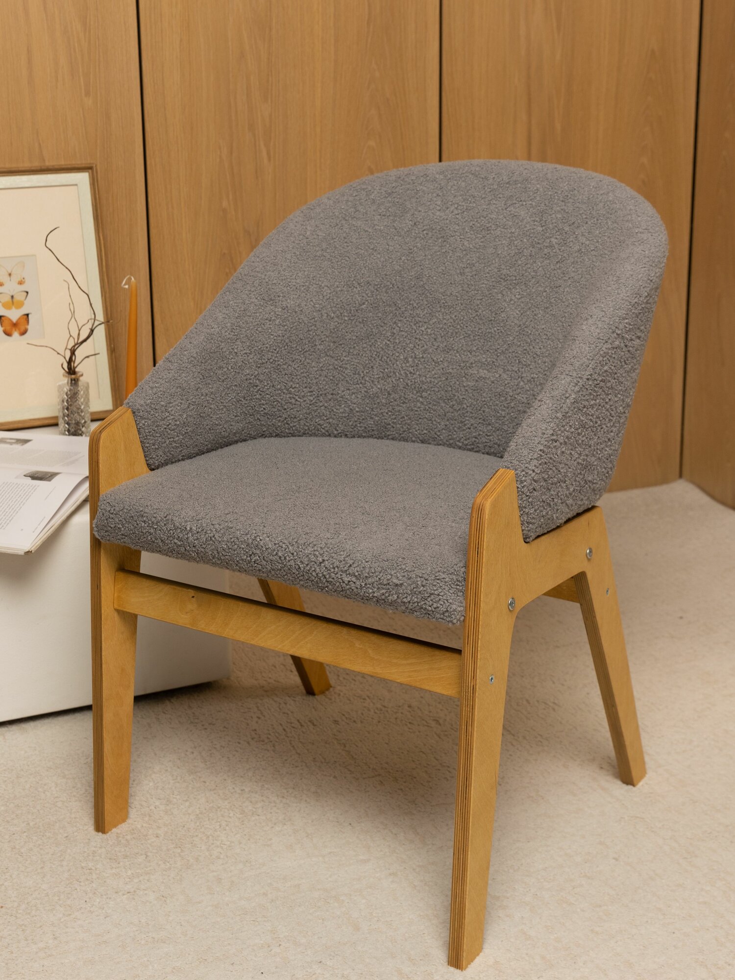 Кресло мягкое в гостиную LOTOS на деревянных ножках