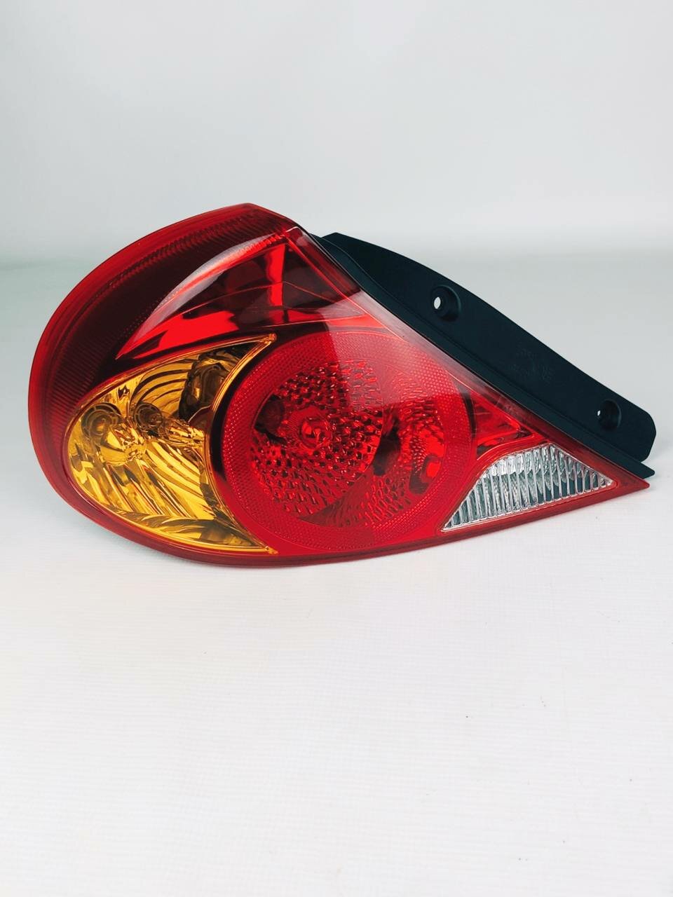 Фонарь задний левый в сборе с лампами на Kia Spectra (Спектра) седан 2001-2008 г. в. Стоп-сигнал, габарит, поворотник