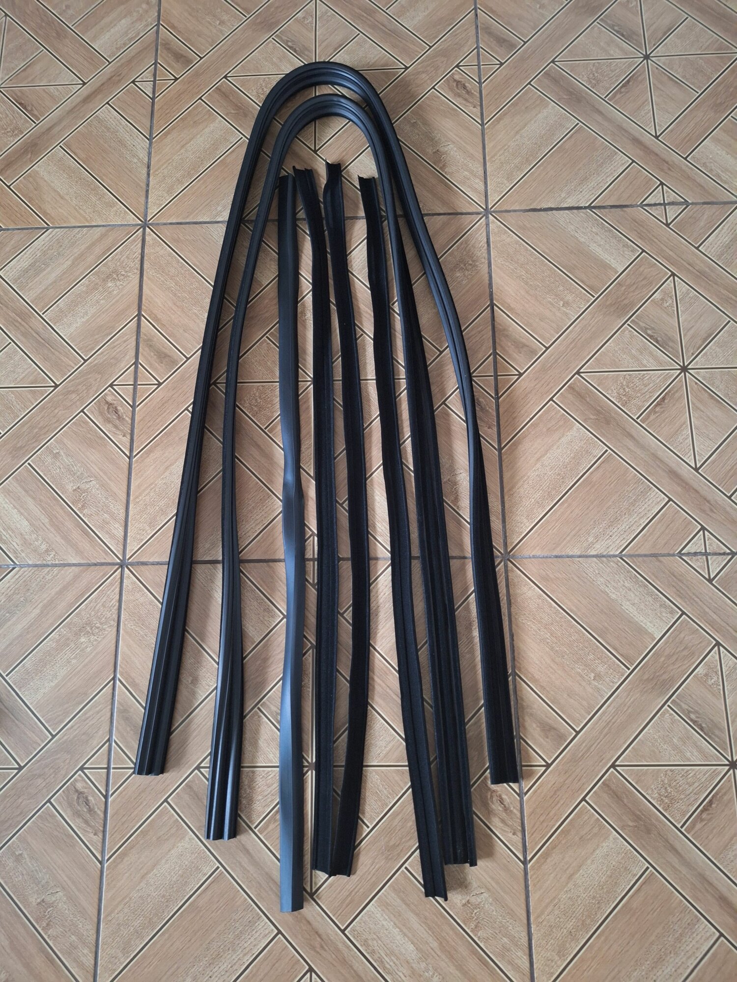 Бархотка подвижных стекол ( П-образная) верхняя для а/м ВАЗ 21213 Нива и их модификаций.