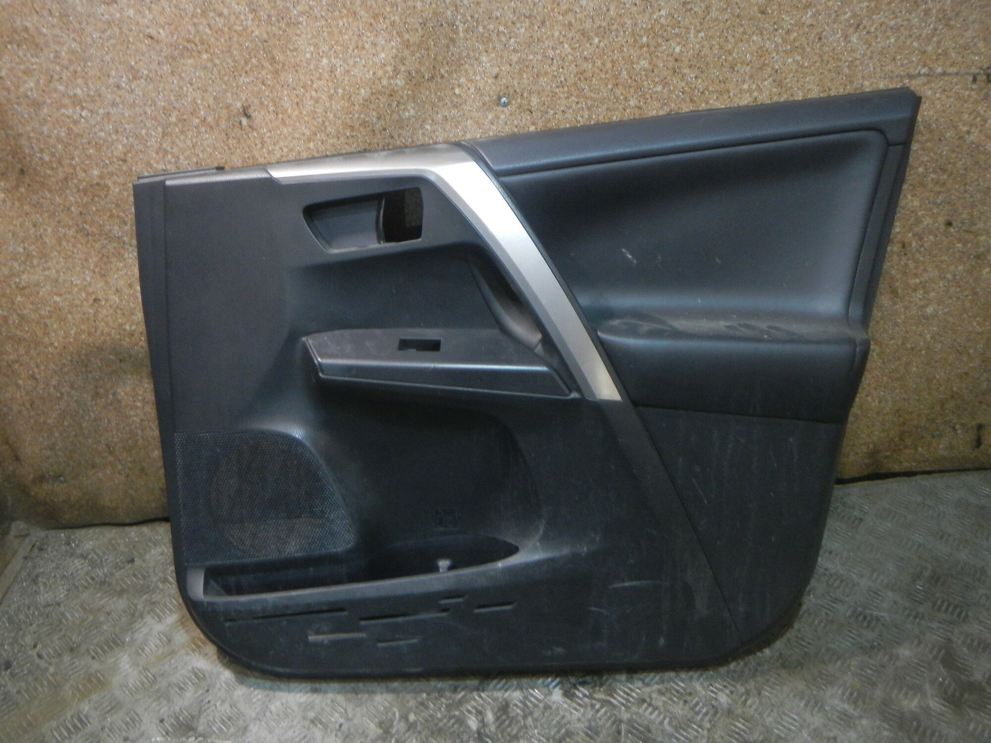 Б/У Обшивка двери передней правой, Toyota (Тойота)-RAV4 (13-) TOYOTA RAV4 (13-) След от расплавленного пластика,потертос...