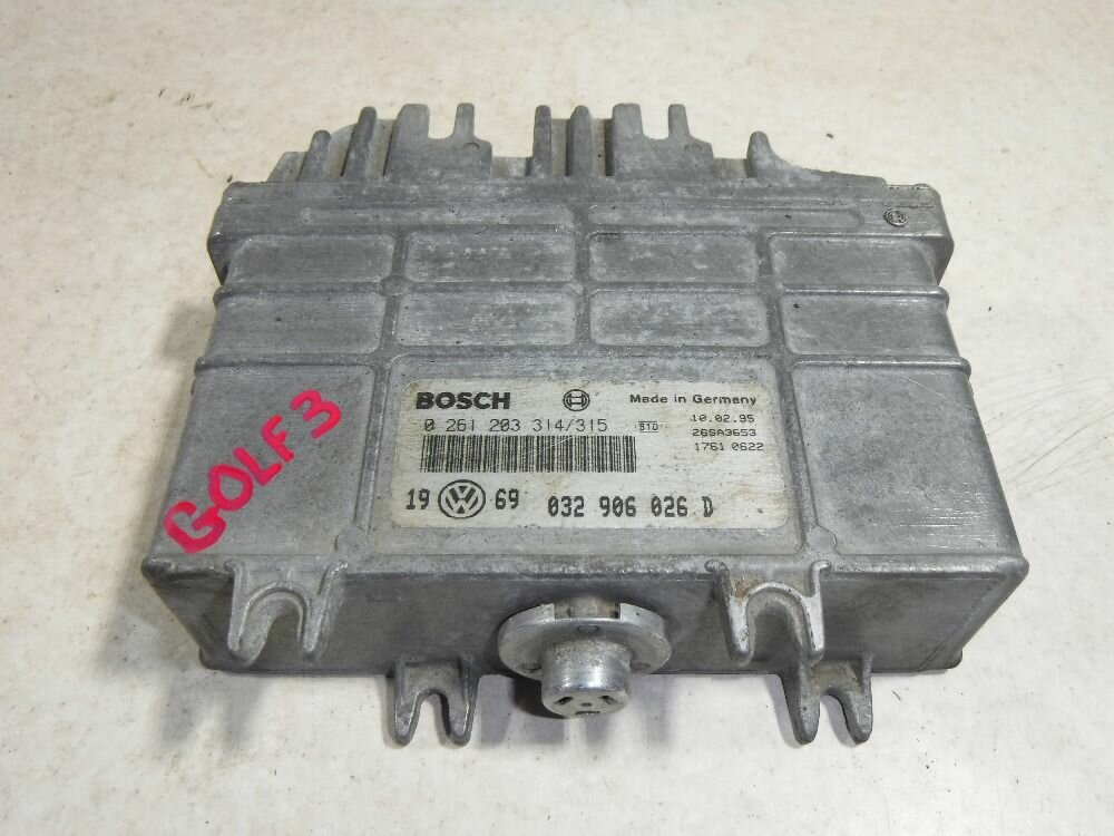 Блок управления двигателем VW Golf III 032906026D