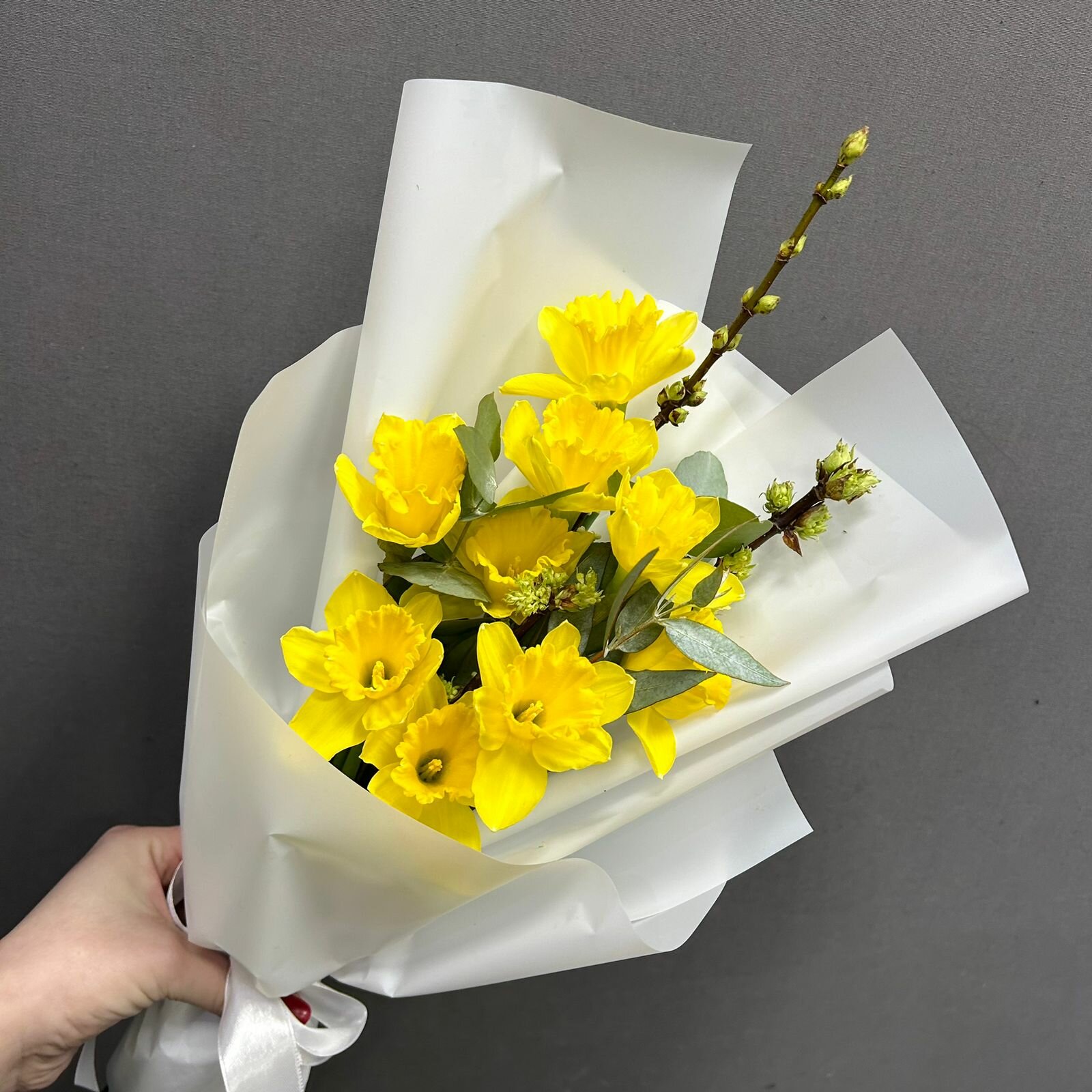 Микс из желтых нарциссов и цветущих веток