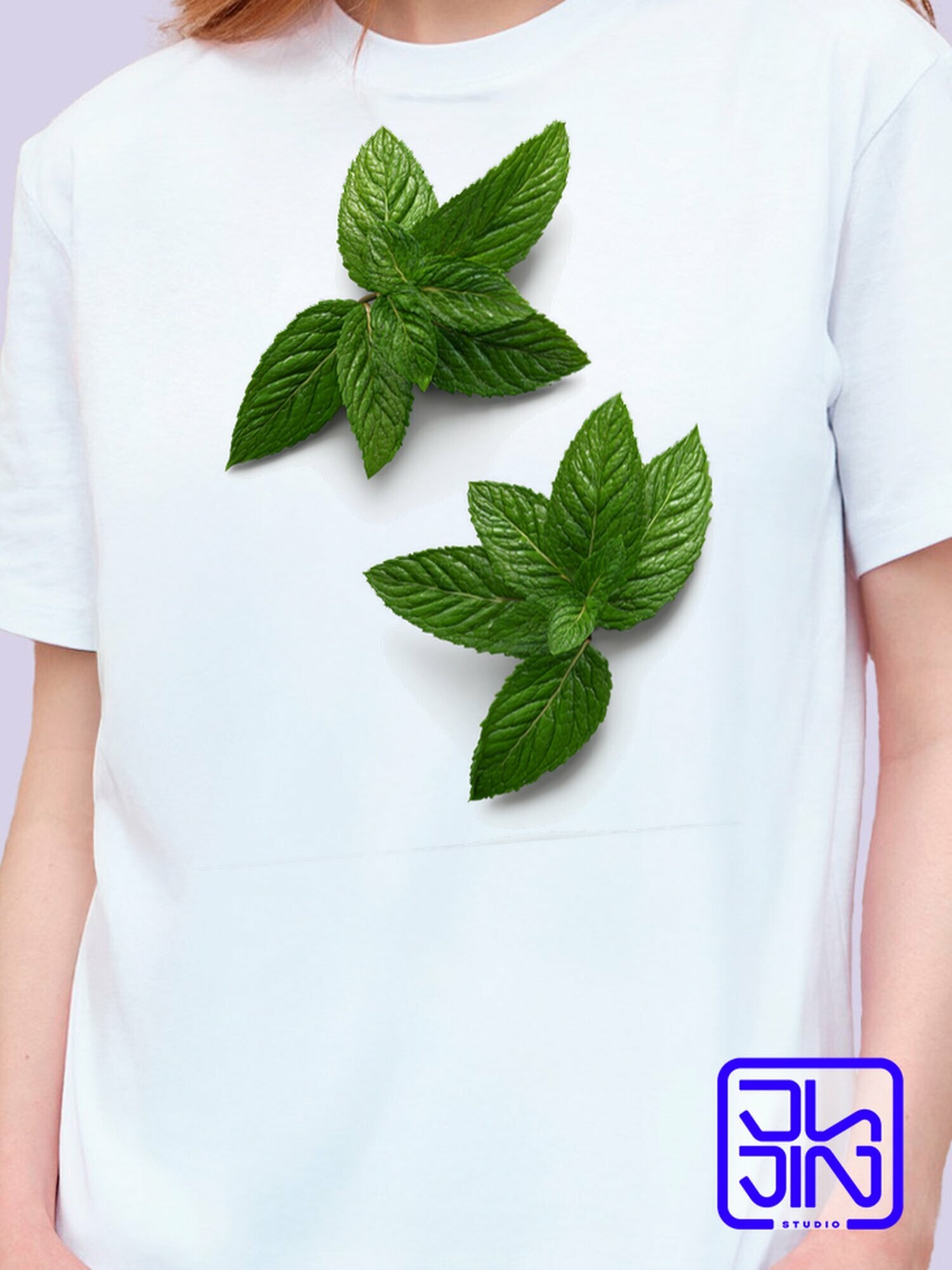 Футболка классическая женская с авторским принтом Мята зеленая, свежая и белые цветочные листья в минималистичном стиле природы, белый хлопковый трикотаж с прикольным рисунком на груди