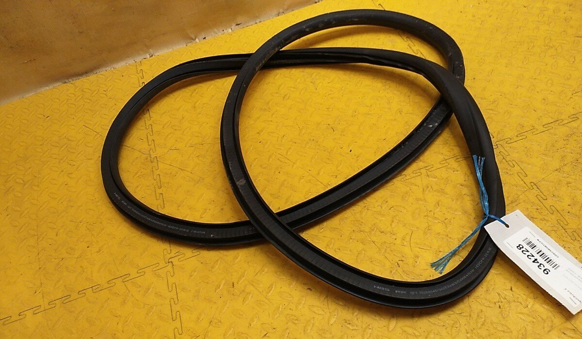 Уплотнитель (внутри) Astra J Opel 13260045